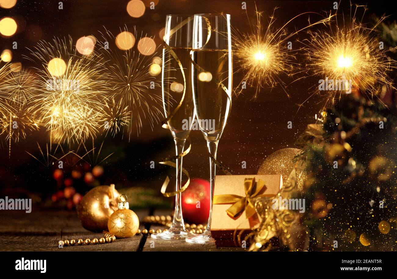 Champagne sparkling wine glass silvester -Fotos und -Bildmaterial in ...
