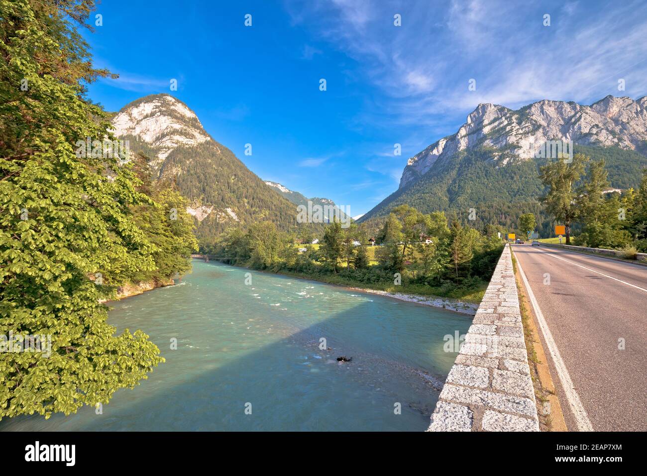 Alpenstraße und Saalach in Bayerischer Alpenansicht Stockfotografie - Alamy