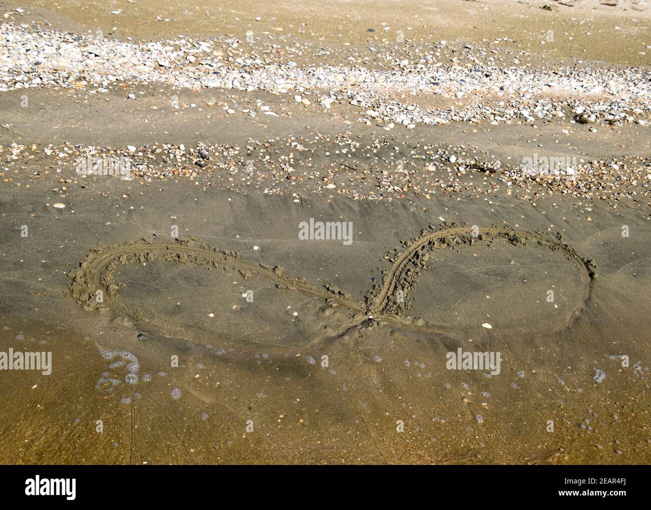 Das Zeichen der Unendlichkeit auf das Meer. Küsten Sand am Strand. Das ...