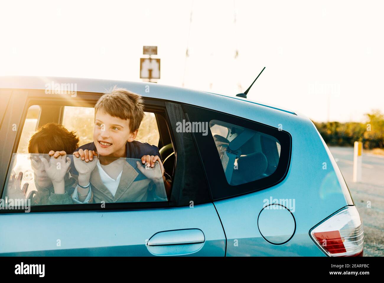 Kopf aus autofenster -Fotos und -Bildmaterial in hoher Auflösung – Alamy
