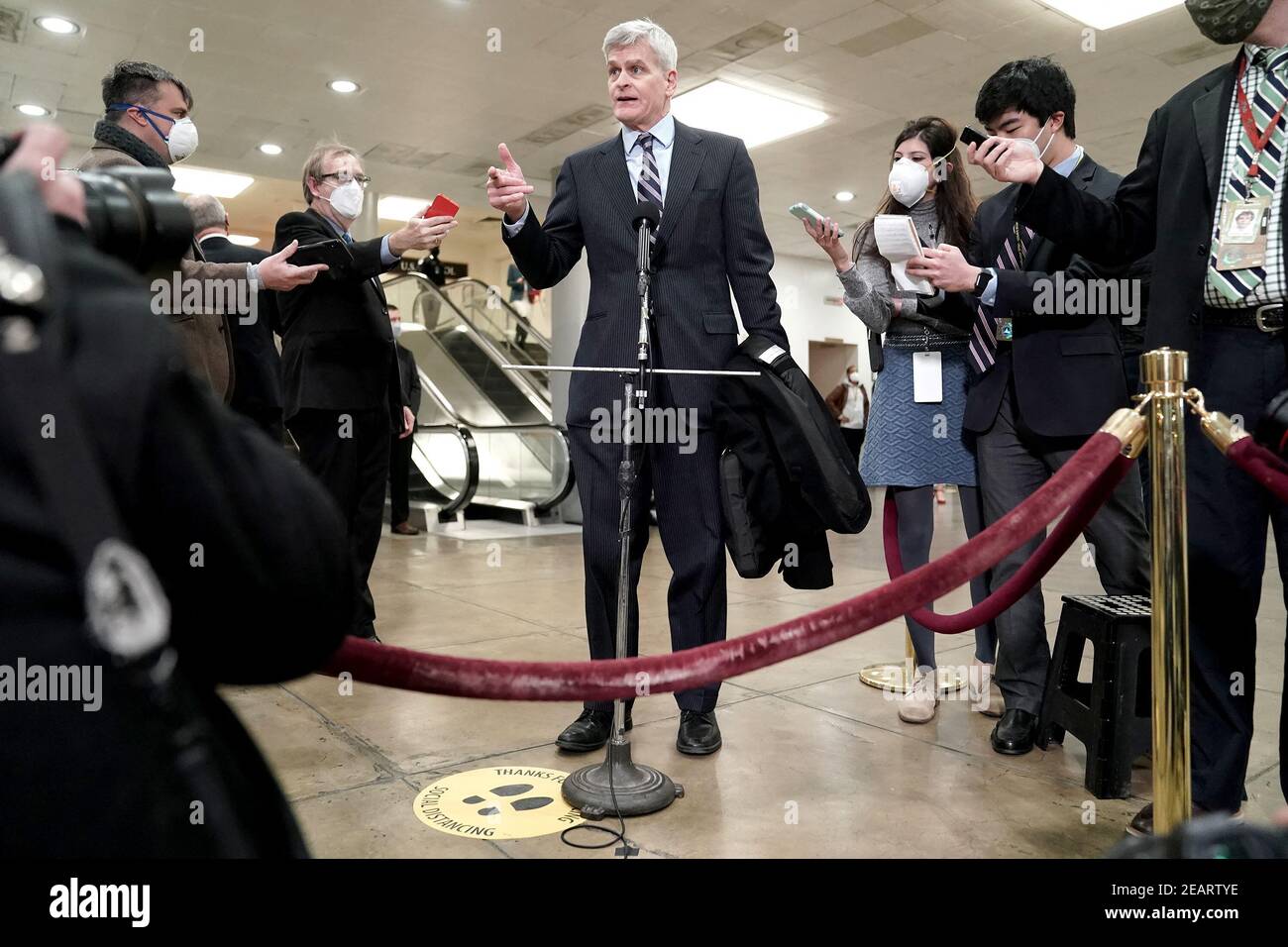 Sen. Bill Cassidy (R-La.) spricht zu Reportern, als er am Mittwoch, den ...