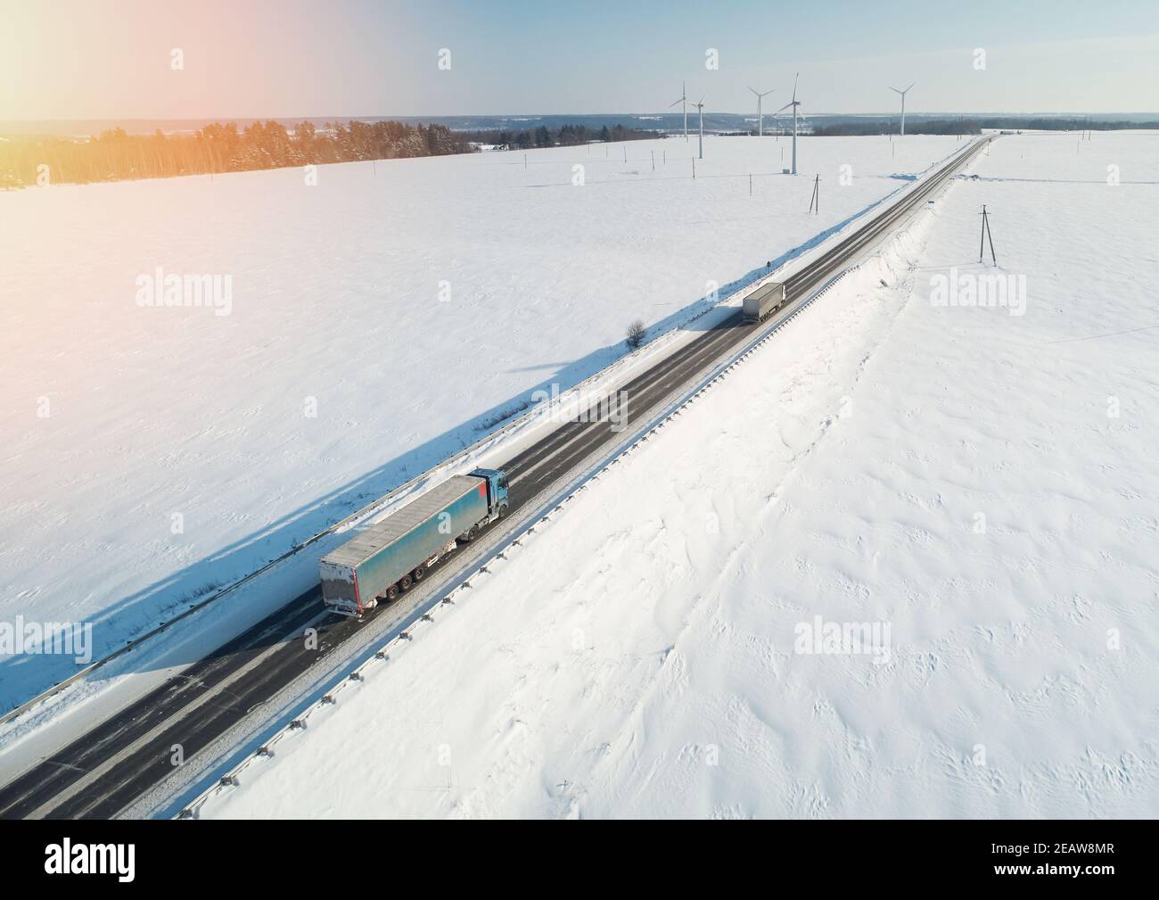 Autobahn in den wald -Fotos und -Bildmaterial in hoher Auflösung – Alamy