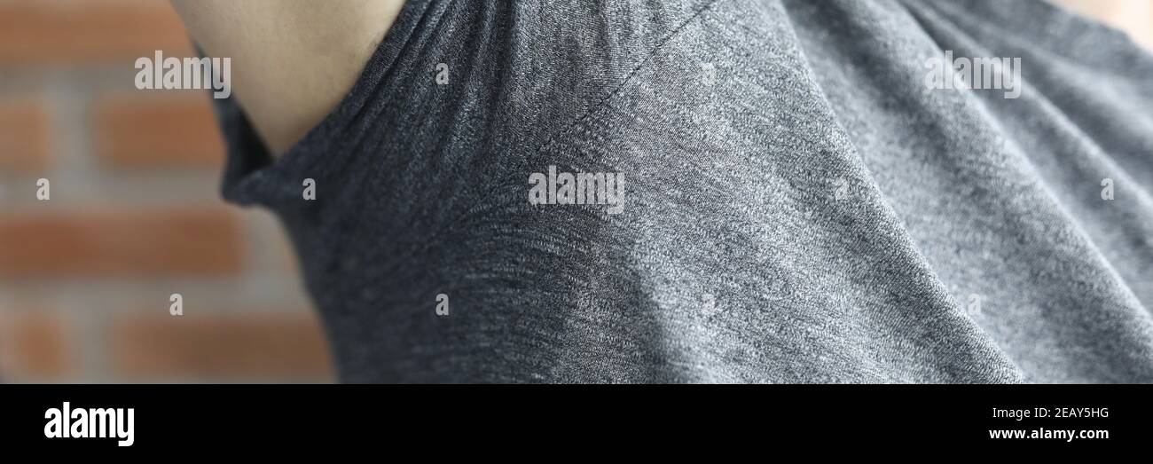 Riechen ihre achsel -Fotos und -Bildmaterial in hoher Auflösung – Alamy