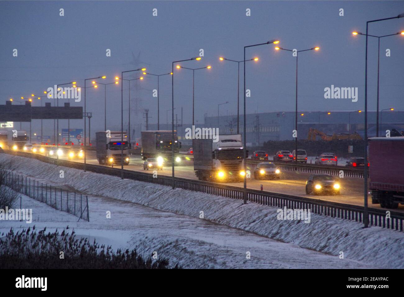 Hauptverkehrszeit schneefall -Fotos und -Bildmaterial in hoher ...