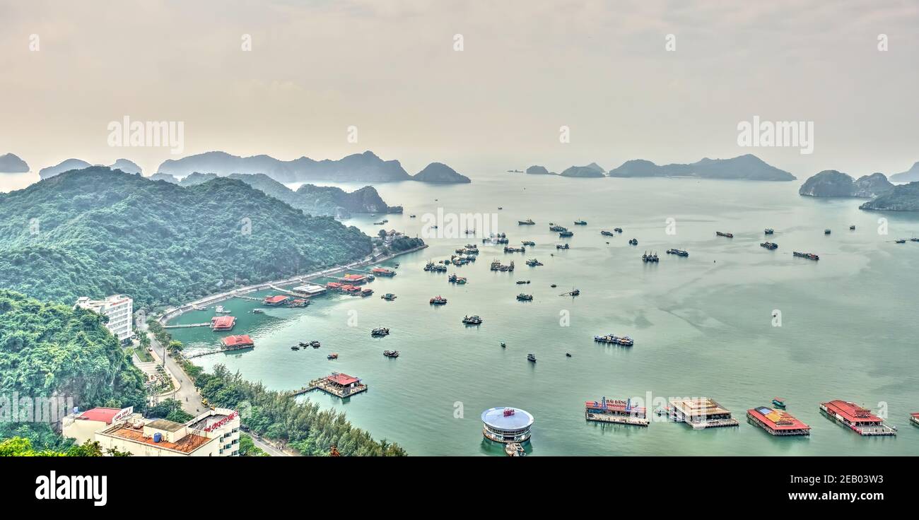Vietnamese Floating Village Cat Ba Stockfotos und -bilder Kaufen - Alamy