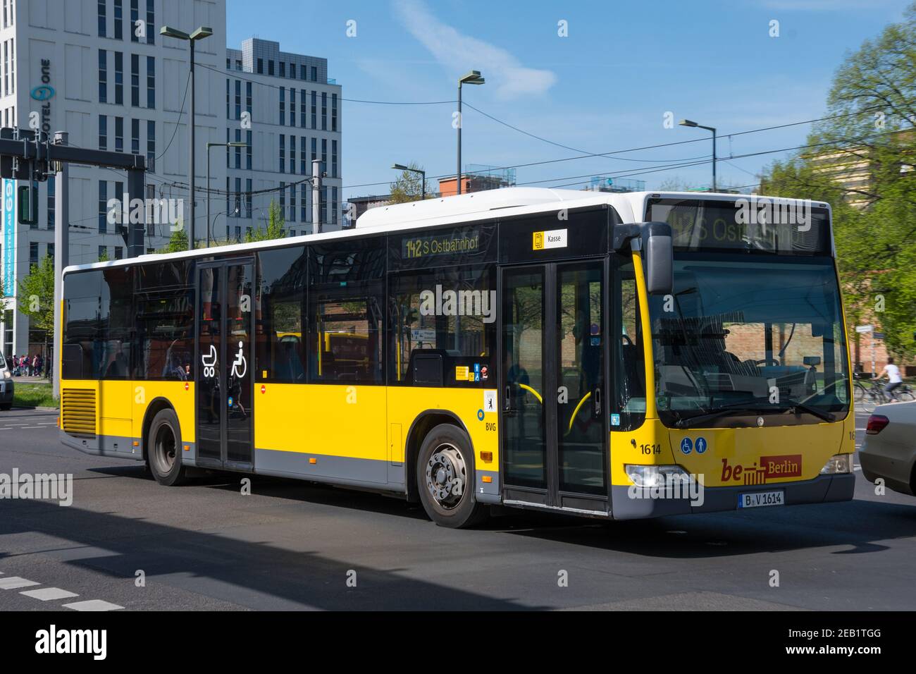 Berlin Deutschland - April 22. 2018: Öffentlicher Nahverkehr Stadtbus ...
