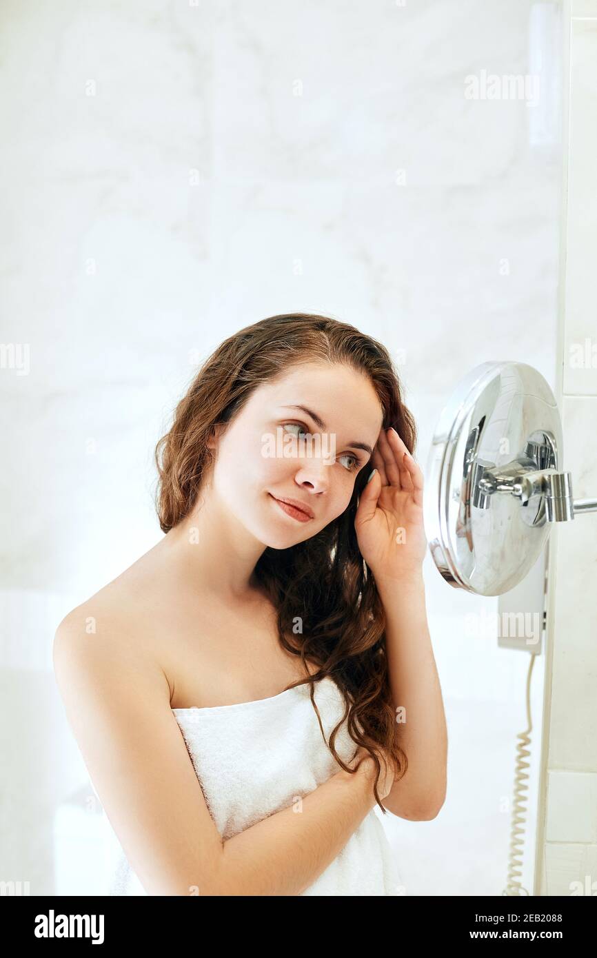 Mädchen mit nassen haaren -Fotos und -Bildmaterial in hoher Auflösung ...