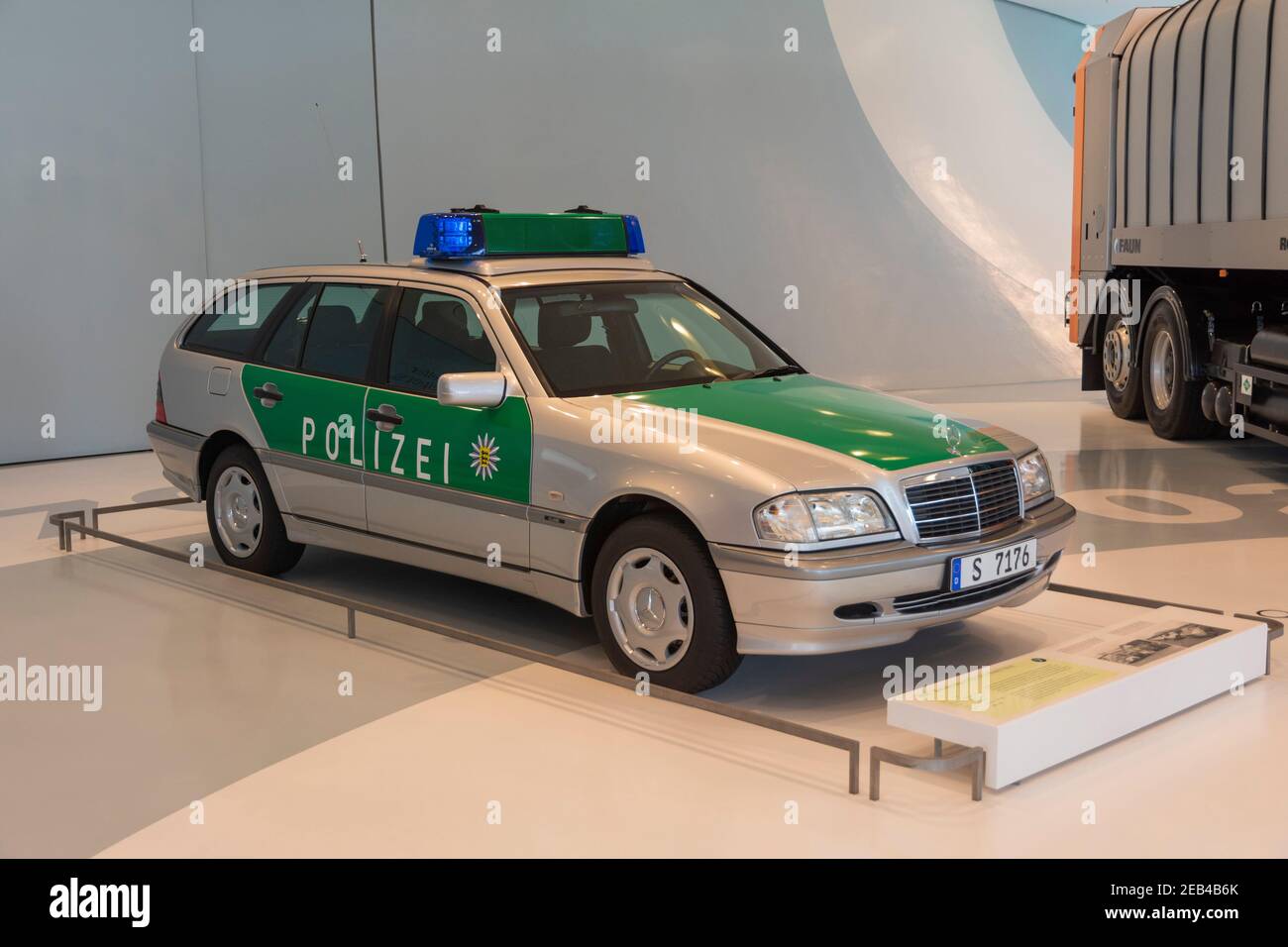 Innenraum des Mercedes Benz Museums in Stuttgart. Old style Polizeiauto ...