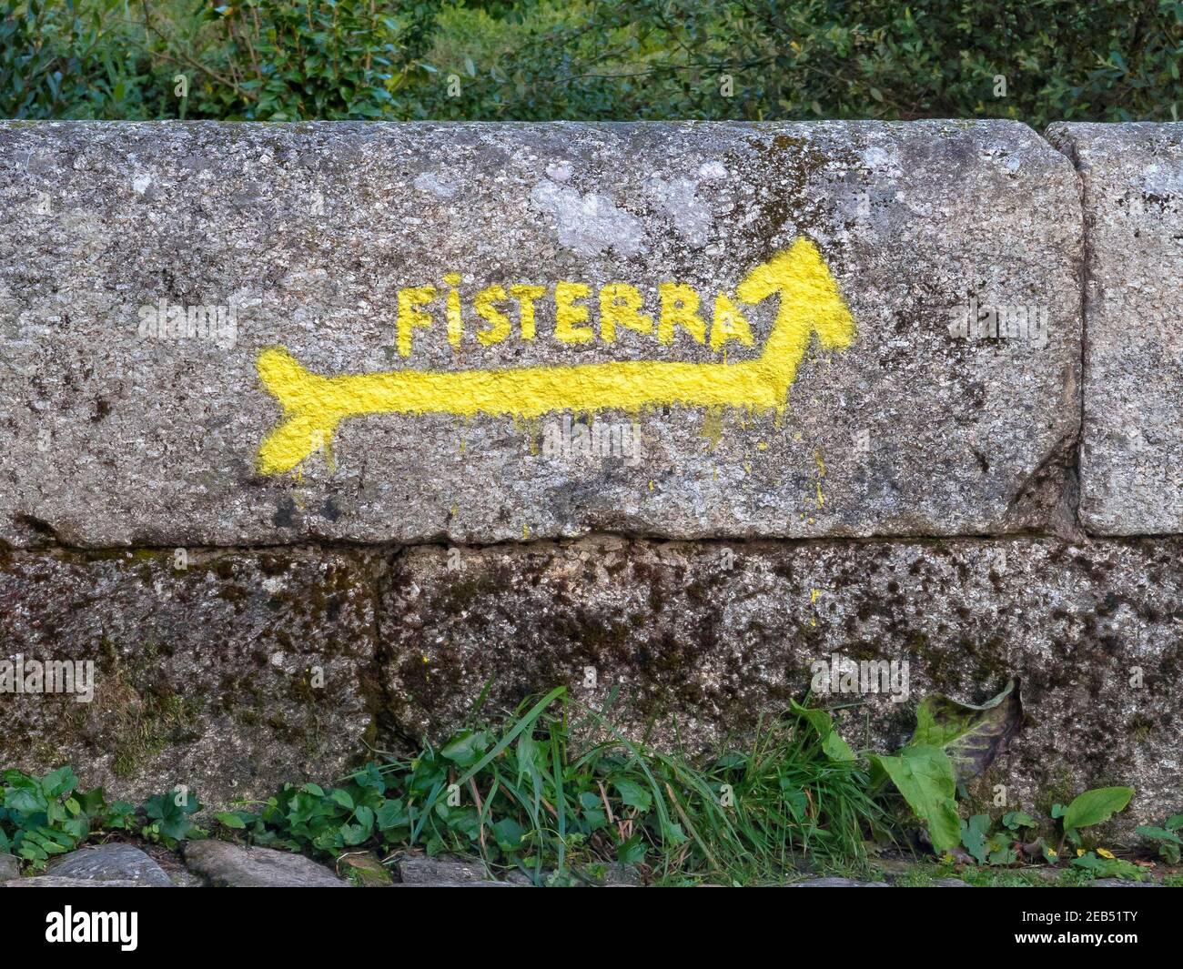 Gelber Pfeil markiert den Camino Finisterre bis zum Ende der Welt ...
