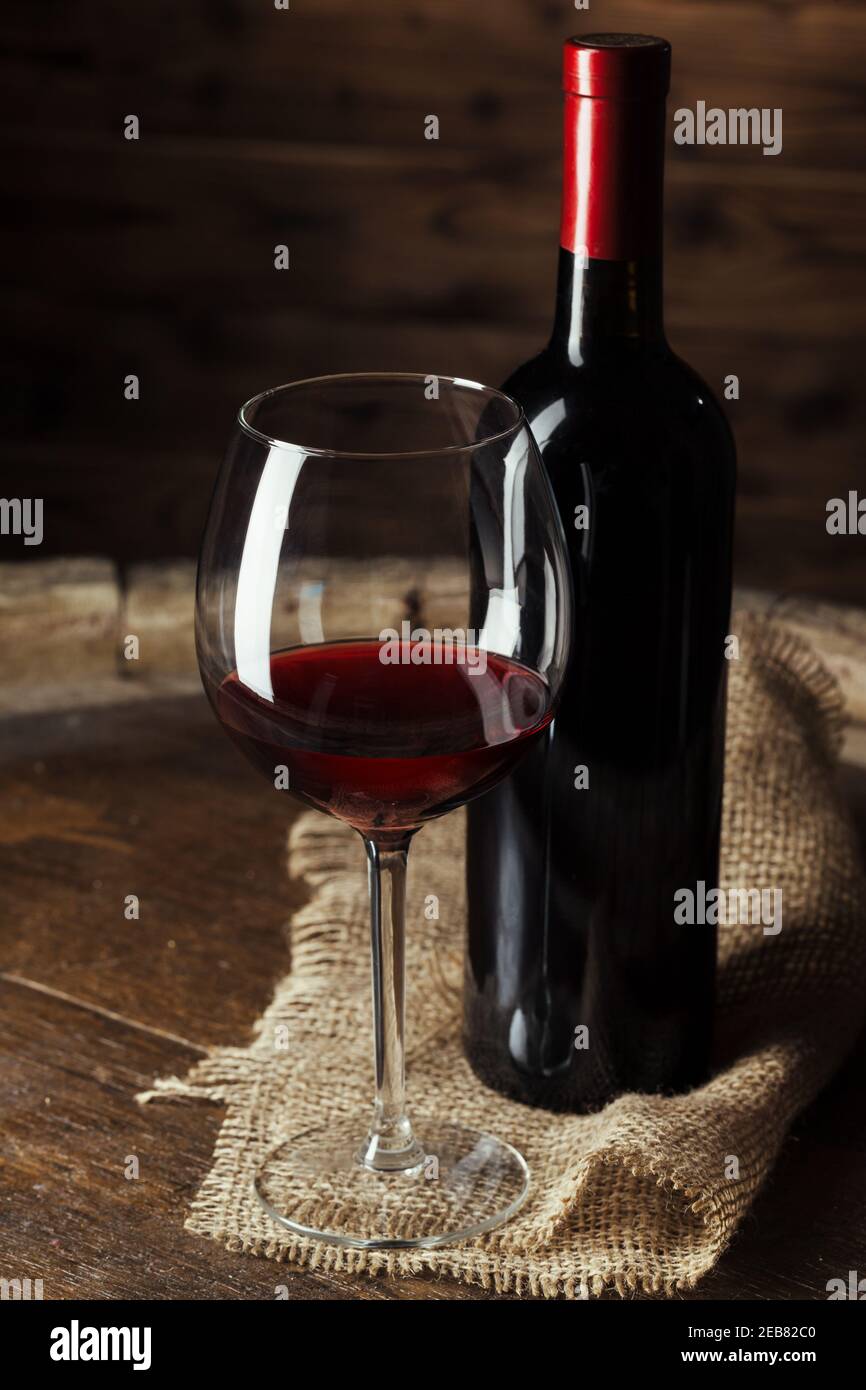 Rote Flasche Wein Stockfotos und -bilder Kaufen - Alamy