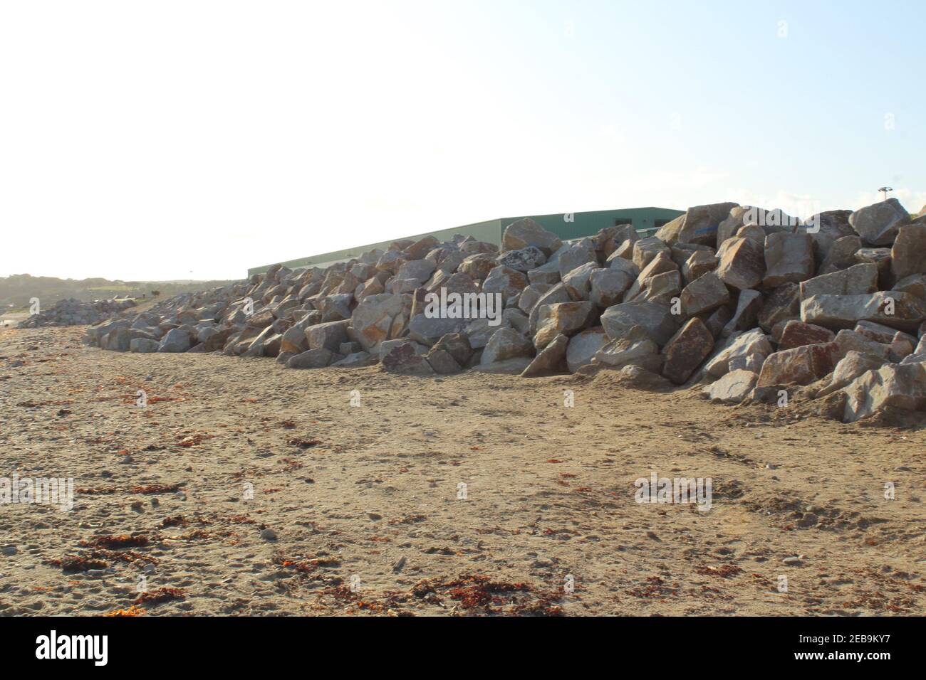 RIP Rap aka Rock Armor aka Shot Rock am Marazion Strand. Die ...