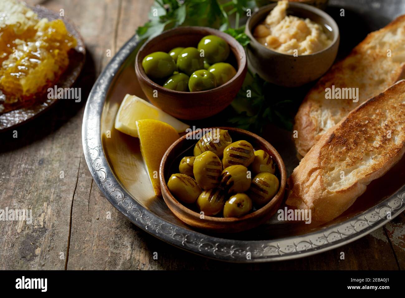 Lokales griechisches oder mediterranes Frühstück mit gegrillten und ...