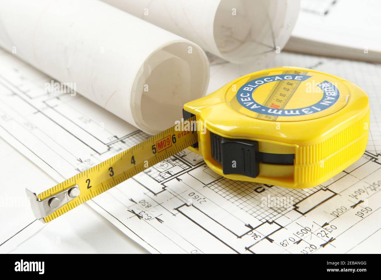 Innenarchitektur Papier mit Bauplan in Rollen und Band Nahaufnahme ...