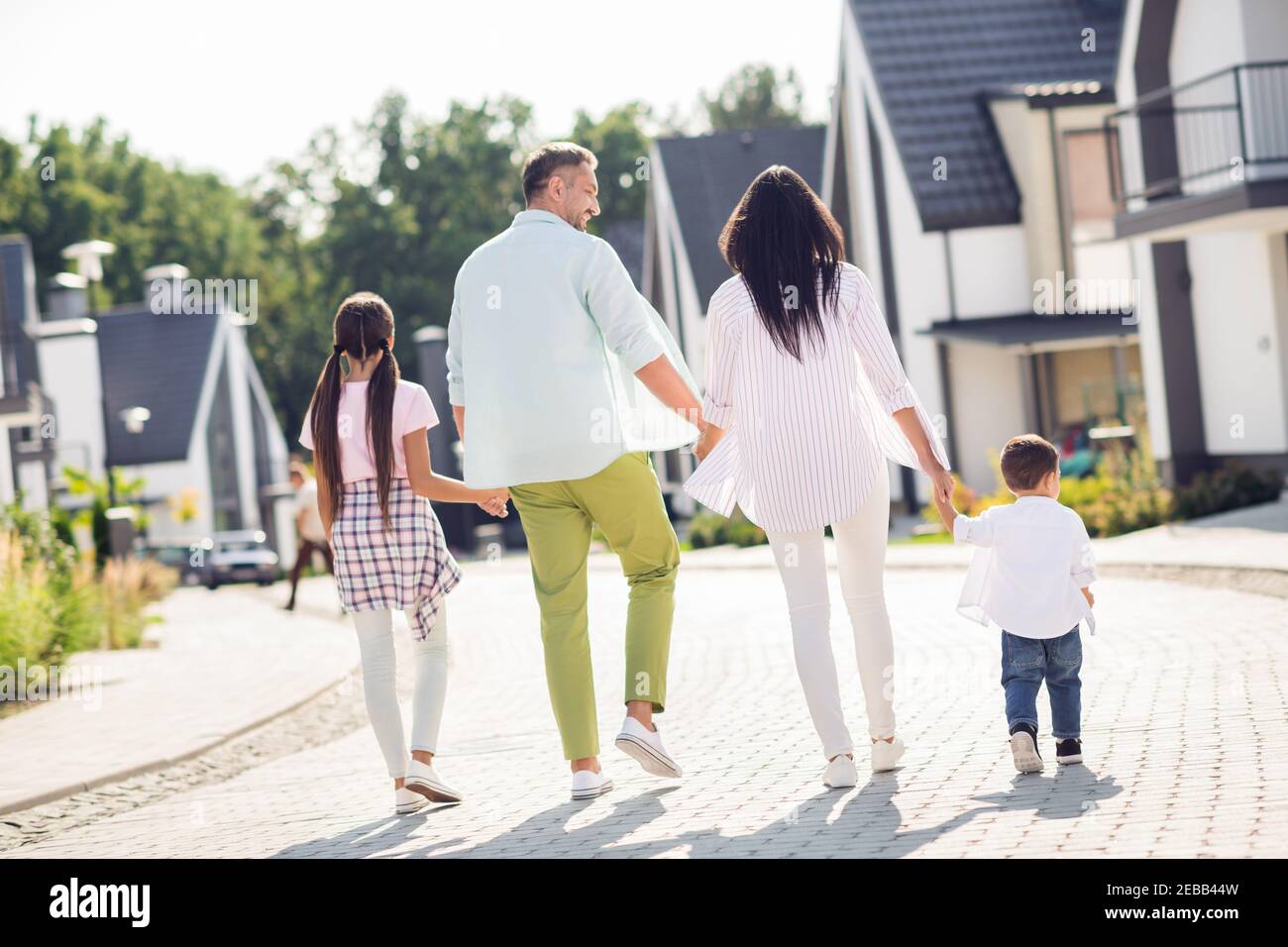 Freunde der familie gehen hinterher -Fotos und -Bildmaterial in hoher ...