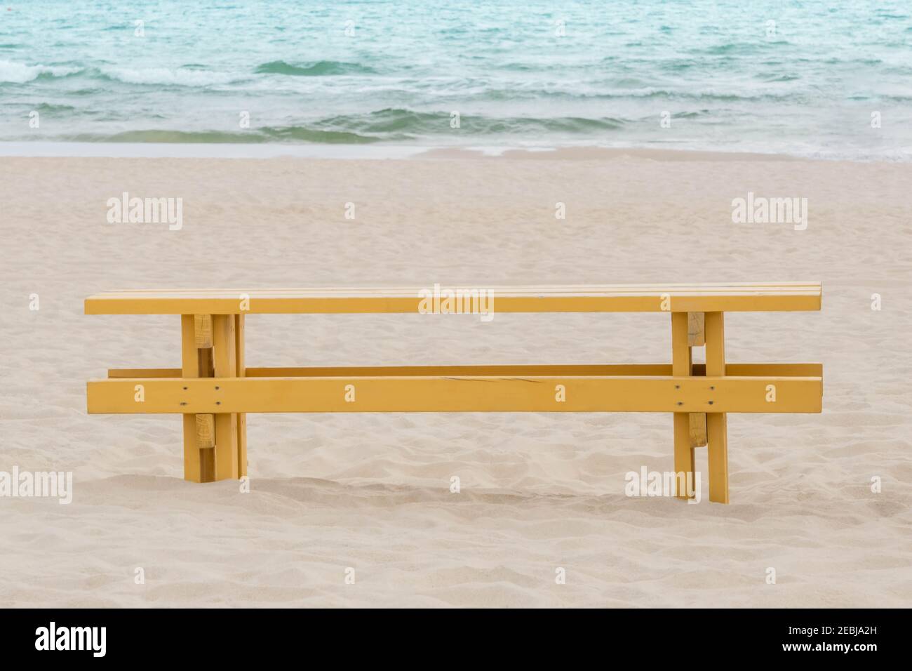 Holzbank am strand -Fotos und -Bildmaterial in hoher Auflösung – Alamy