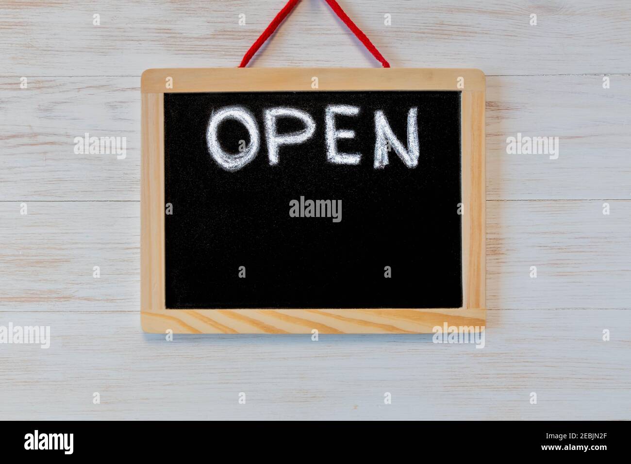 Tafel mit offenem Schild, das die Quarantänebegrenzung anzeigt. Schild ...