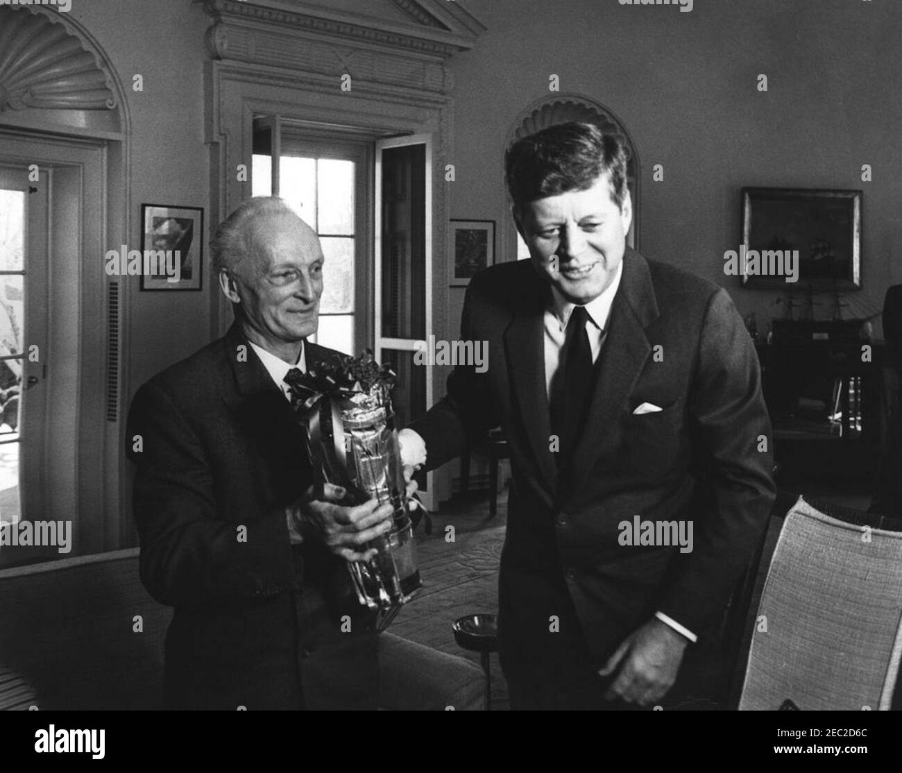 Treffen mit dem Botschafter Irlands Thomas J. Kiernan, 9:40am Uhr ...