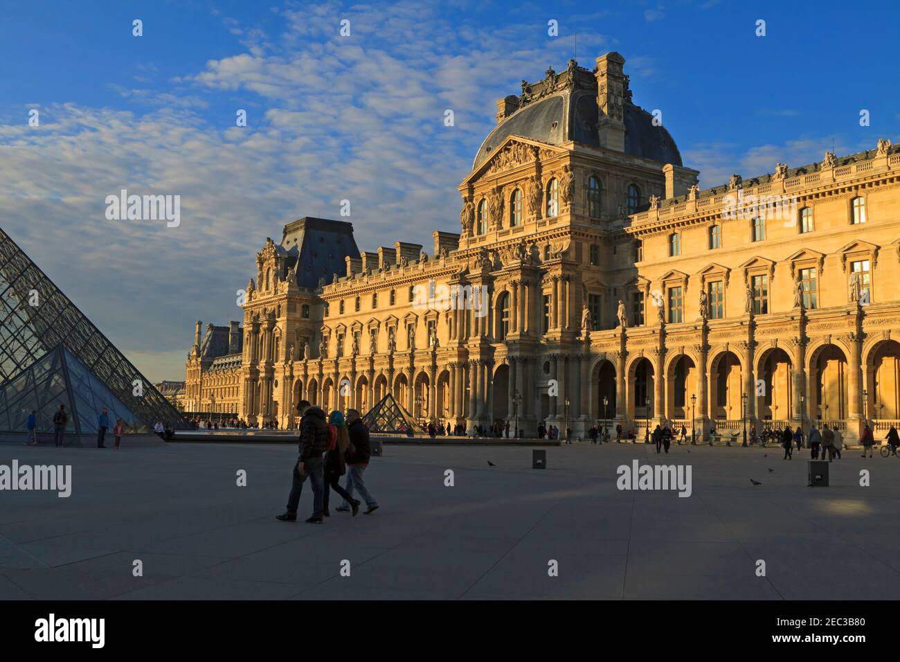 Cour napoleon des palais du louvre -Fotos und -Bildmaterial in hoher ...