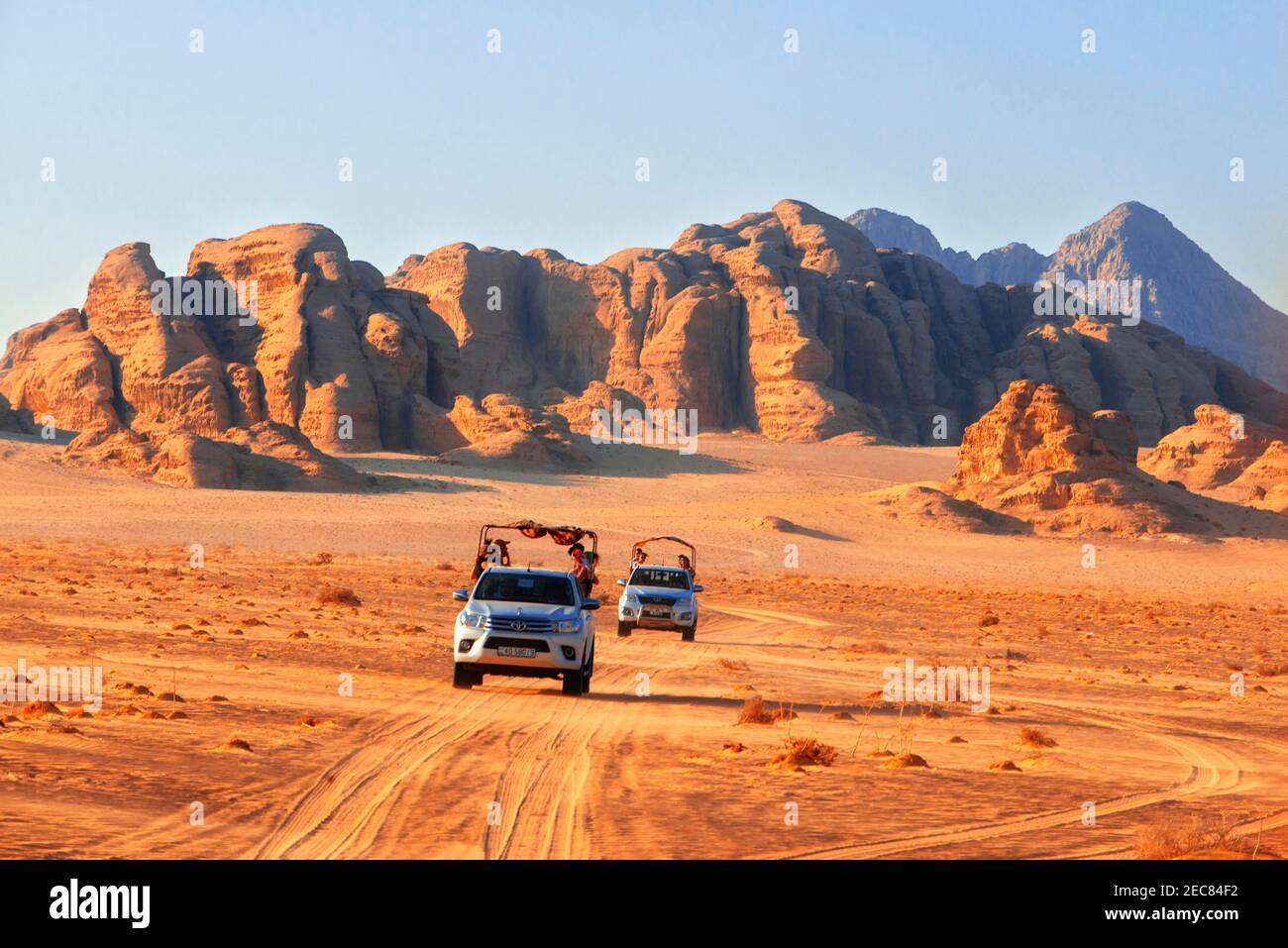 Wadi rum jeep safari -Fotos und -Bildmaterial in hoher Auflösung – Alamy