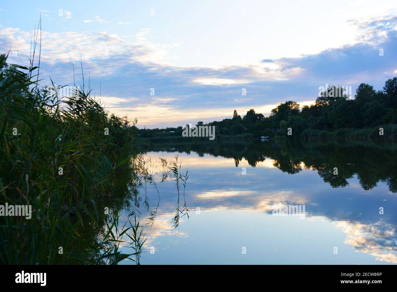 Kleiner natürlicher See Pishchevoye mit grünen Hügeln, ungewöhnlichen ...