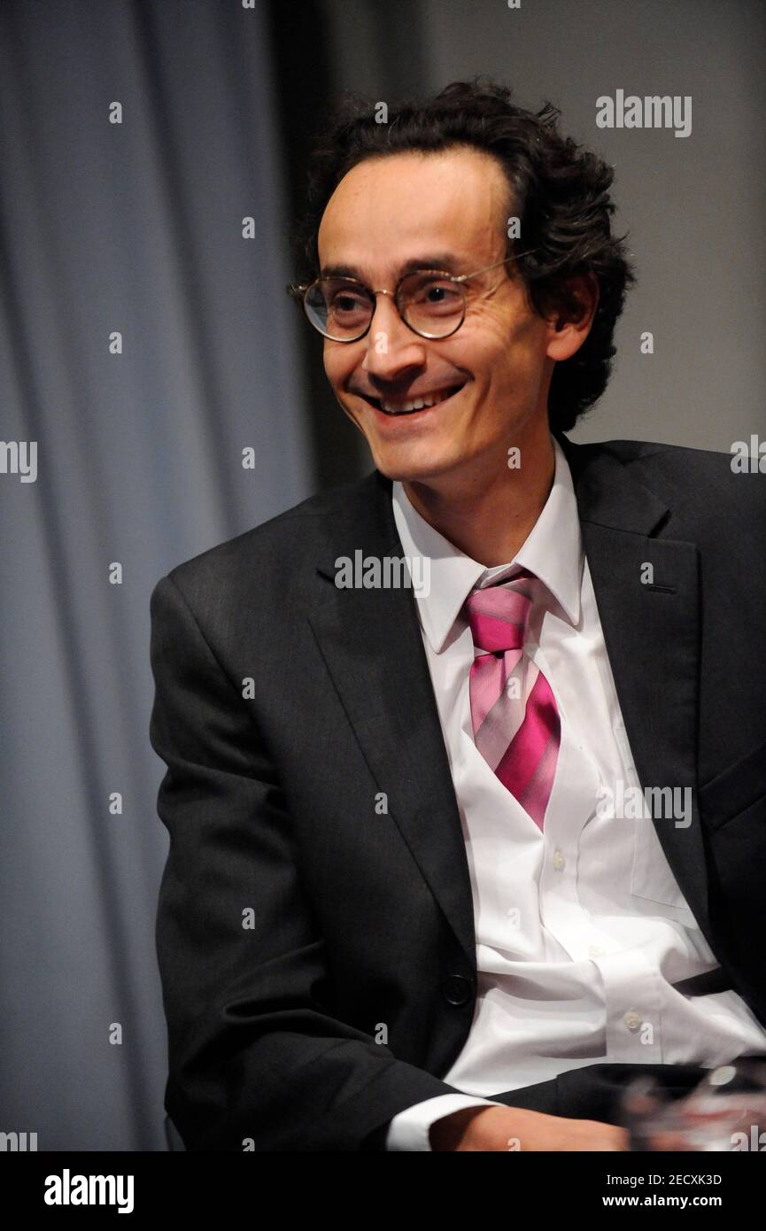 The encephalitis society -Fotos und -Bildmaterial in hoher Auflösung ...