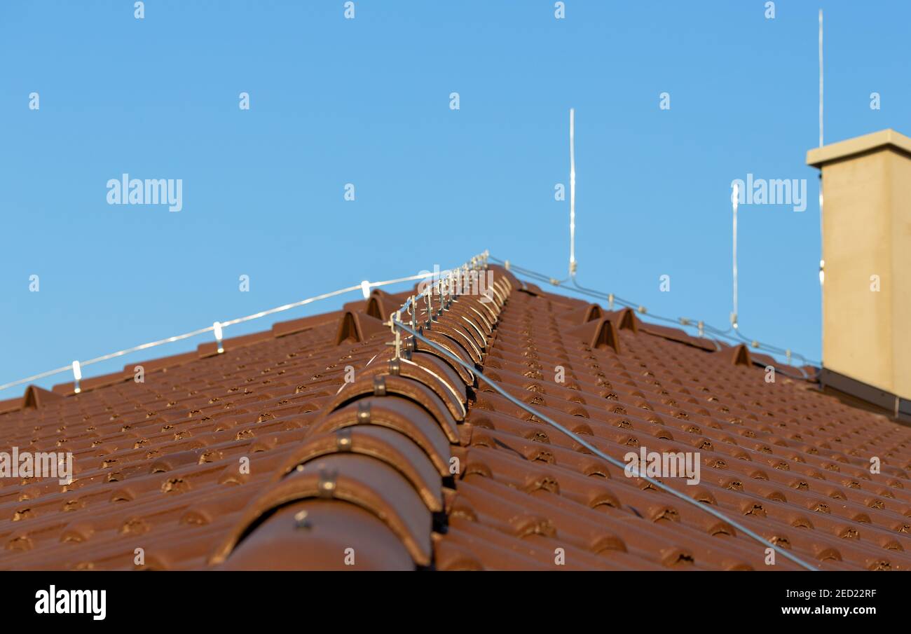 Fliesendach mit Kamin und Blitzschutzsystem installiert. Blitzableiter ...