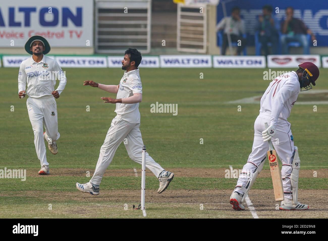 Bangladesh's Abu Jayed (M) feiert nach der Entlassung von West Indies' Kyle Mayers (R) am ...