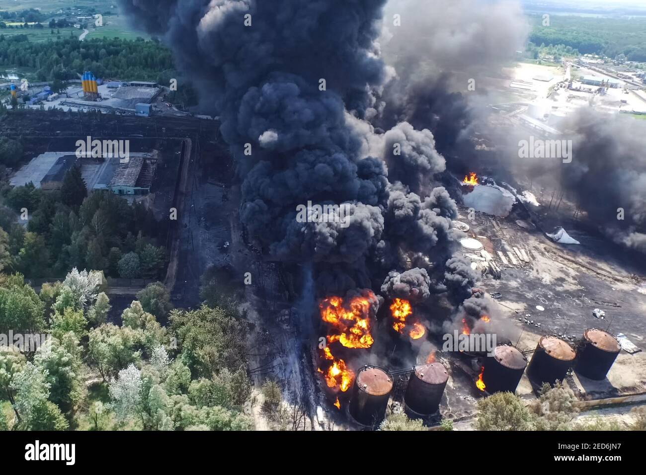 Öllagerbrand Der Tanklager brennt, schwarzer Rauch ist die Verbrennung ...