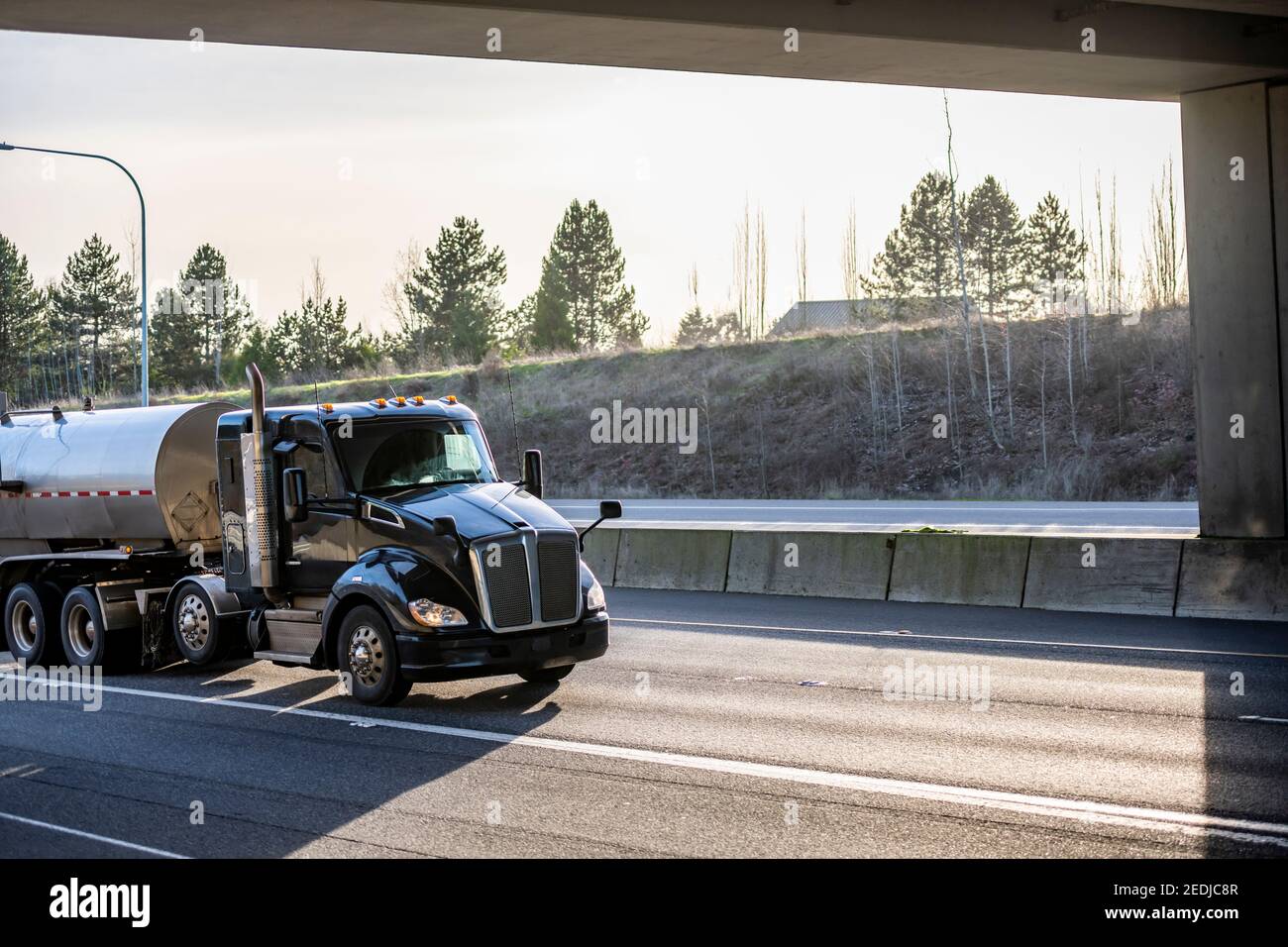 Leistungsstarke schwarze Tag Kabine Big Rig Semi-Truck-Traktor ...