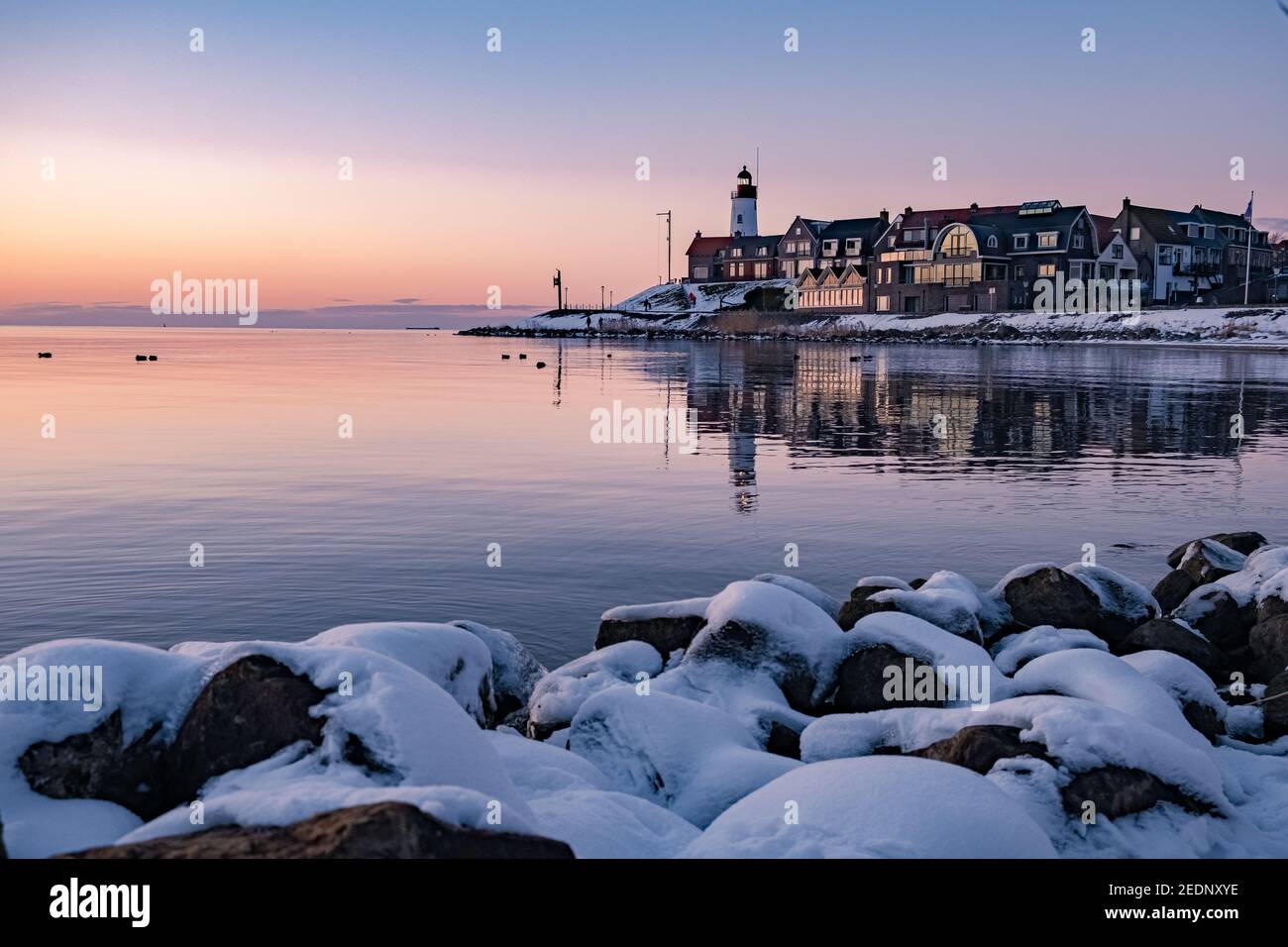 Winter in Urk mit dem Deich und Strand am Leuchtturm von Urk Schnee ...