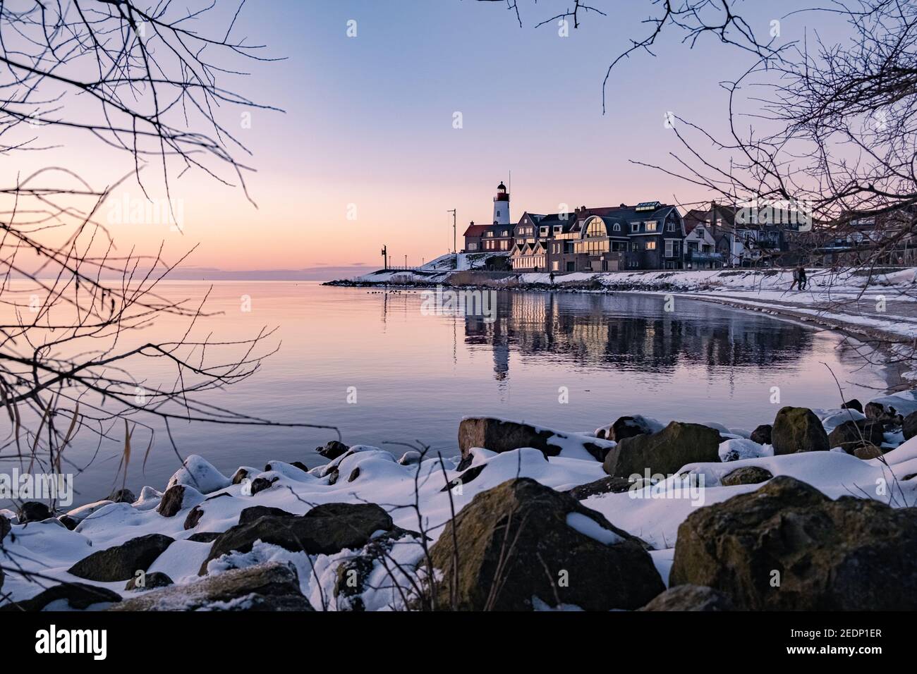 Winter in Urk mit dem Deich und Strand am Leuchtturm von Urk Schnee ...