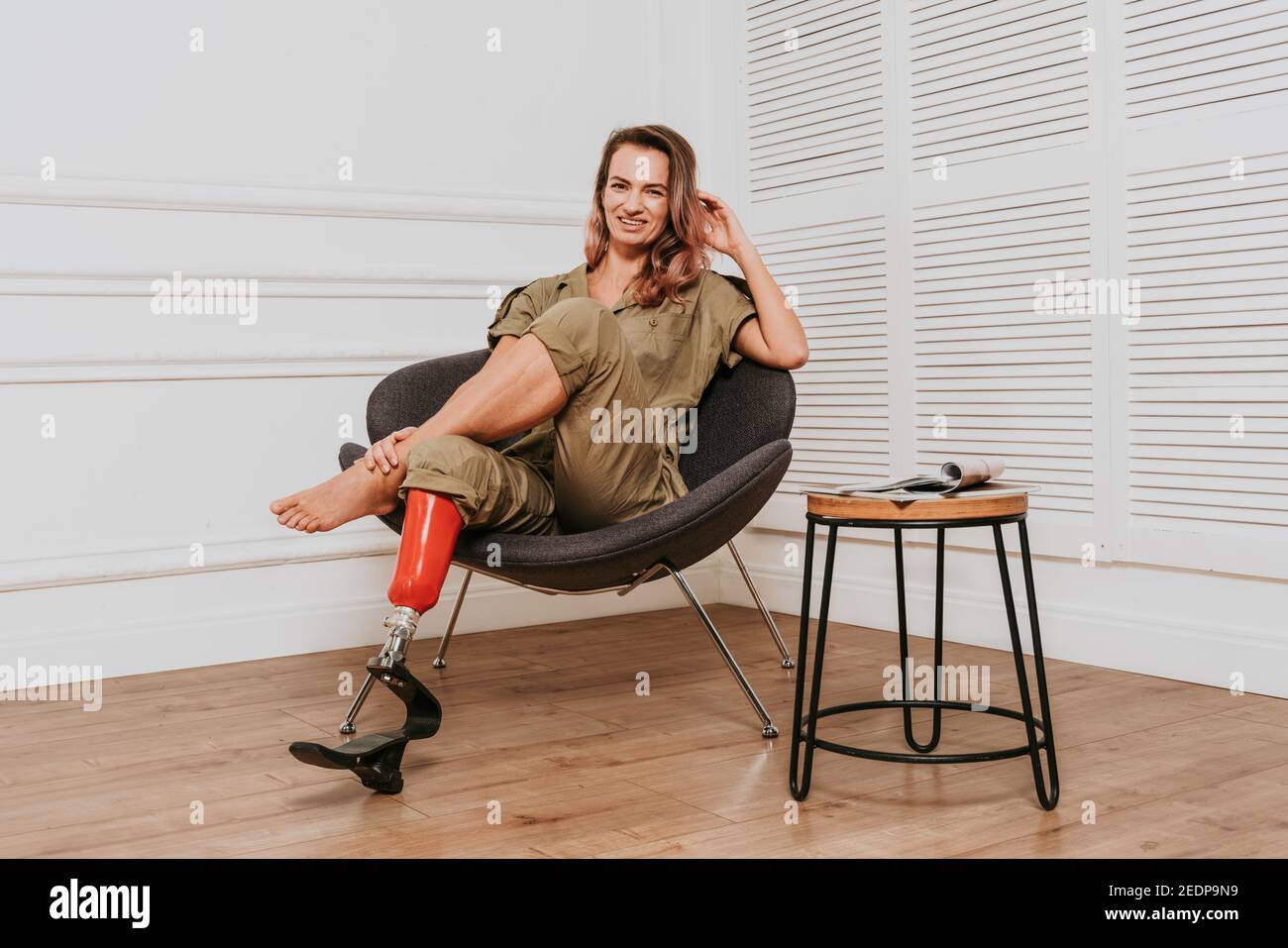 Schöne junge Frau mit Amputation - hübsche und selbstbewusste Frau mit ...