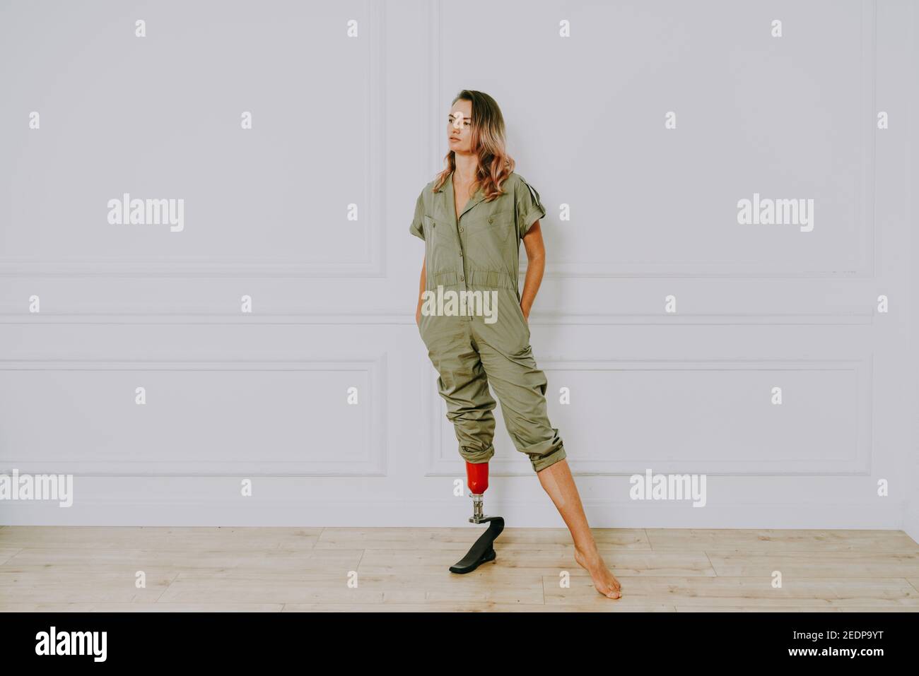 Schöne junge Frau mit Amputation - hübsche und selbstbewusste Frau mit ...