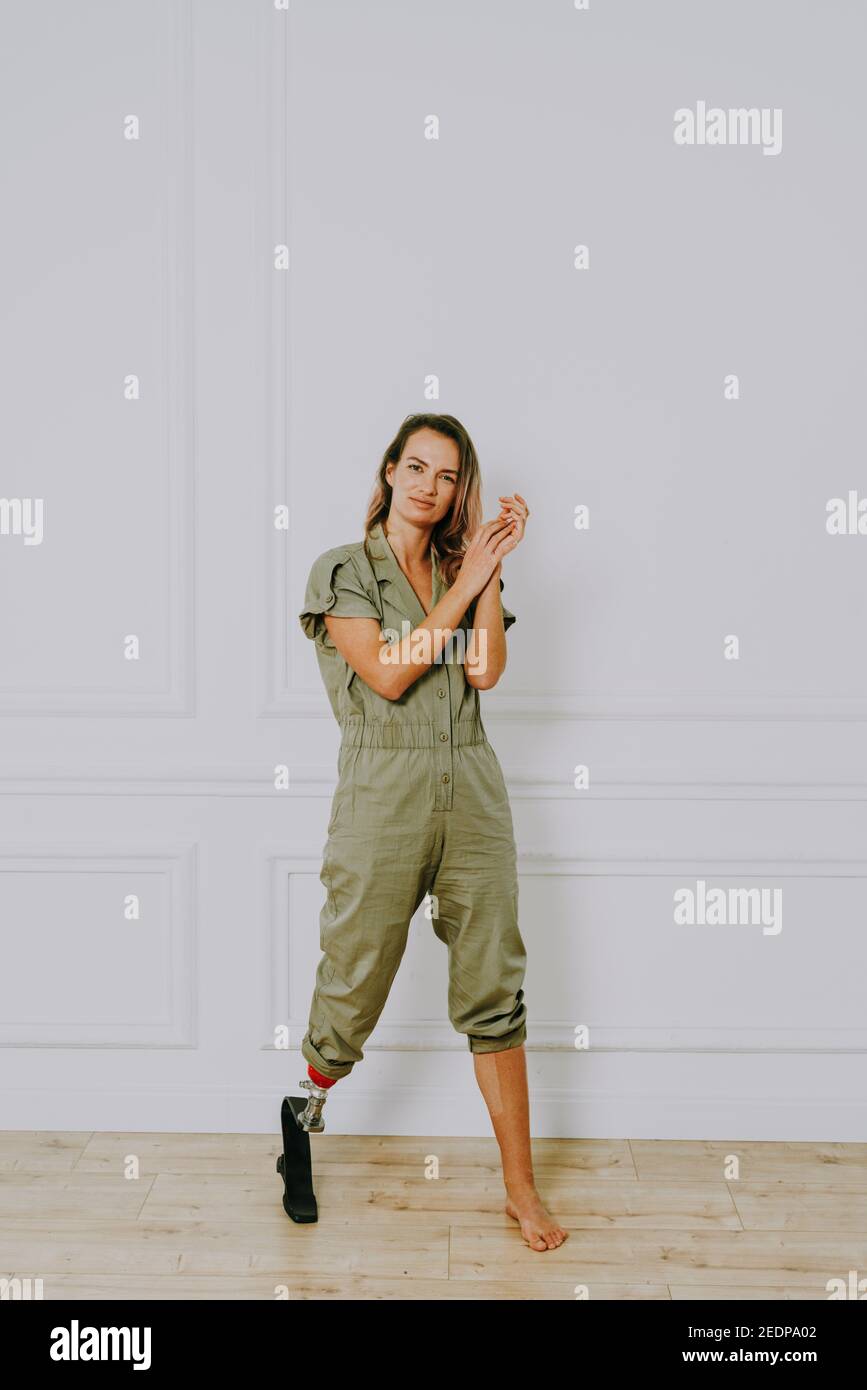Leg amputee woman -Fotos und -Bildmaterial in hoher Auflösung - Seite 2 ...