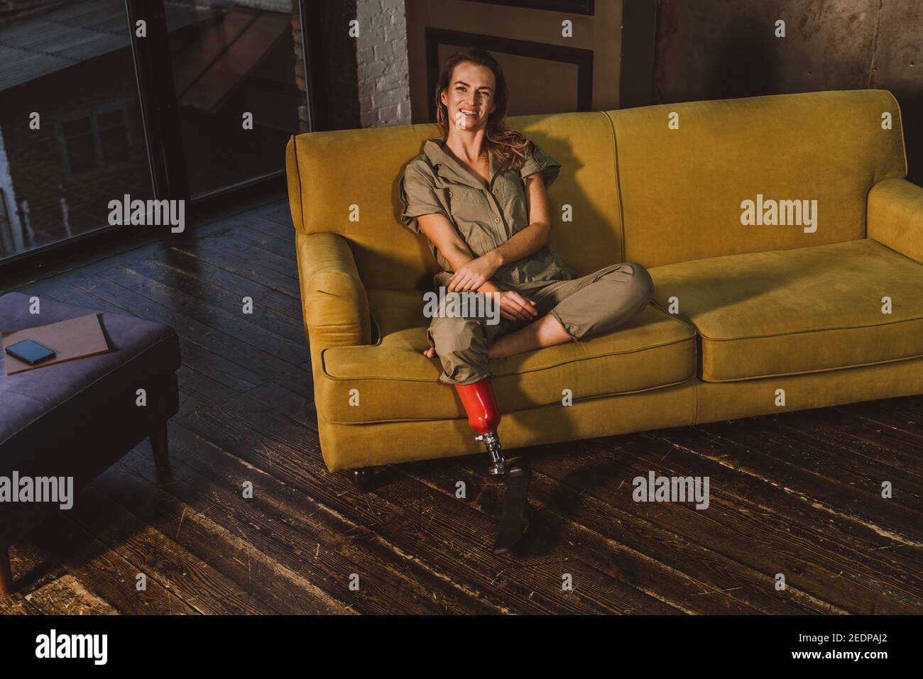 Schöne junge Frau mit Amputation - hübsche und selbstbewusste Frau mit ...