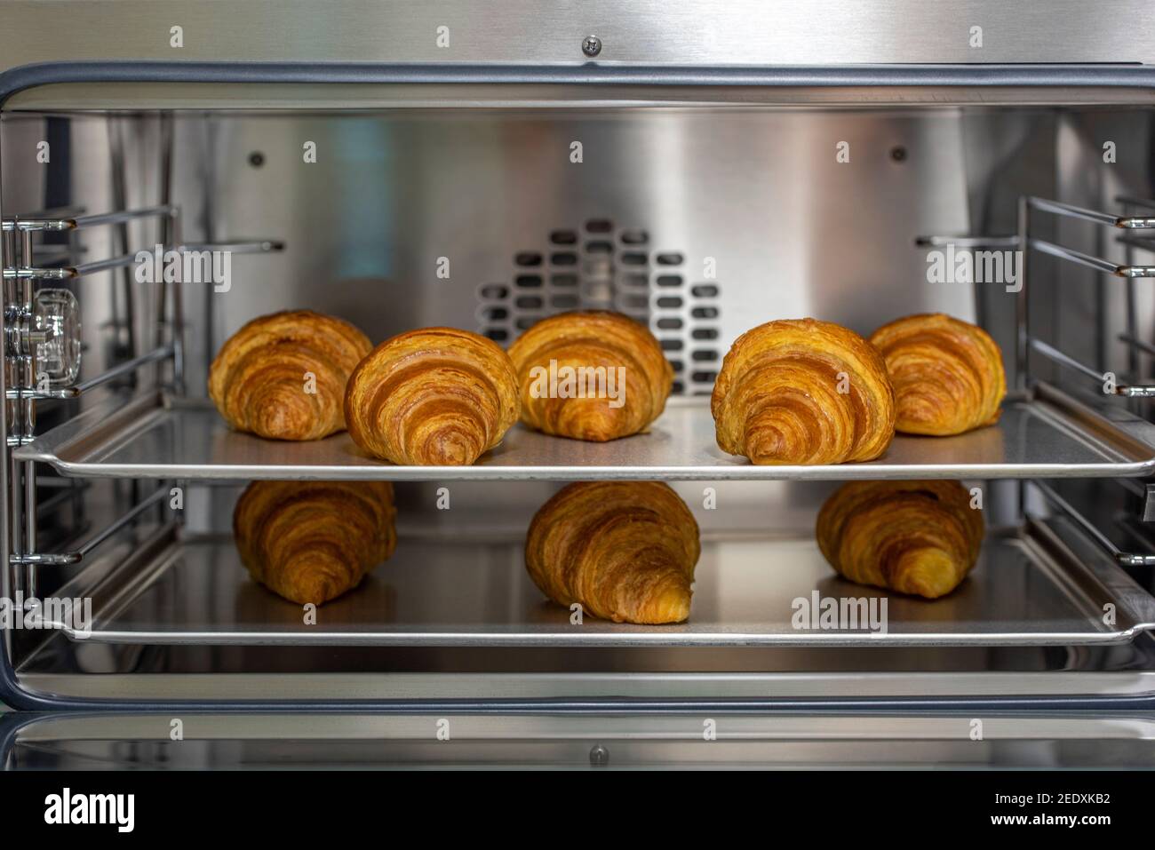 Croissants im ofen -Fotos und -Bildmaterial in hoher Auflösung – Alamy