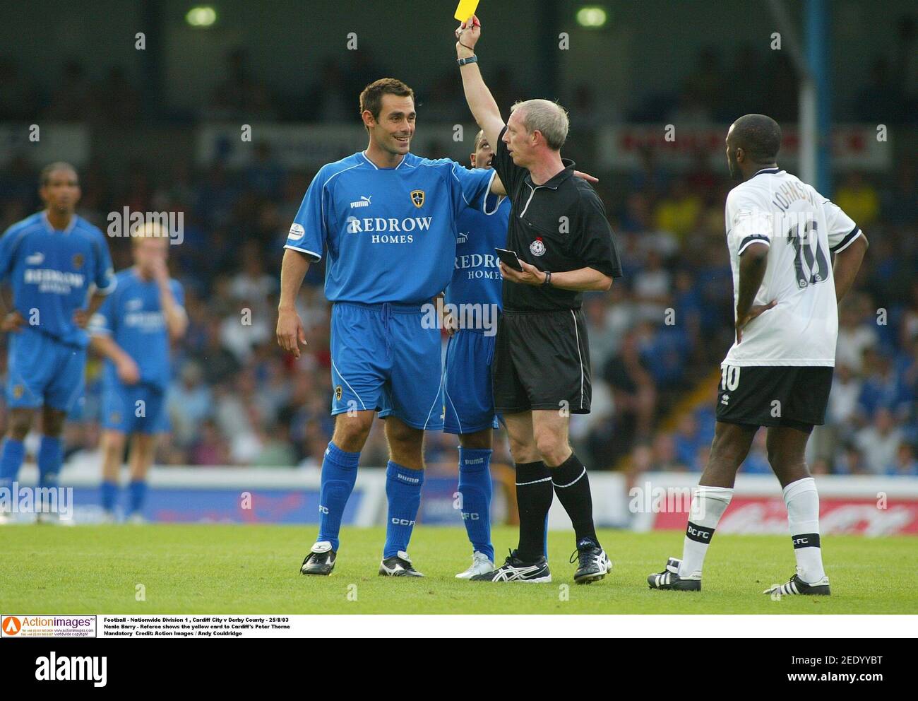 Schiedsrichter neale barry zeigt gelbe karte -Fotos und -Bildmaterial ...