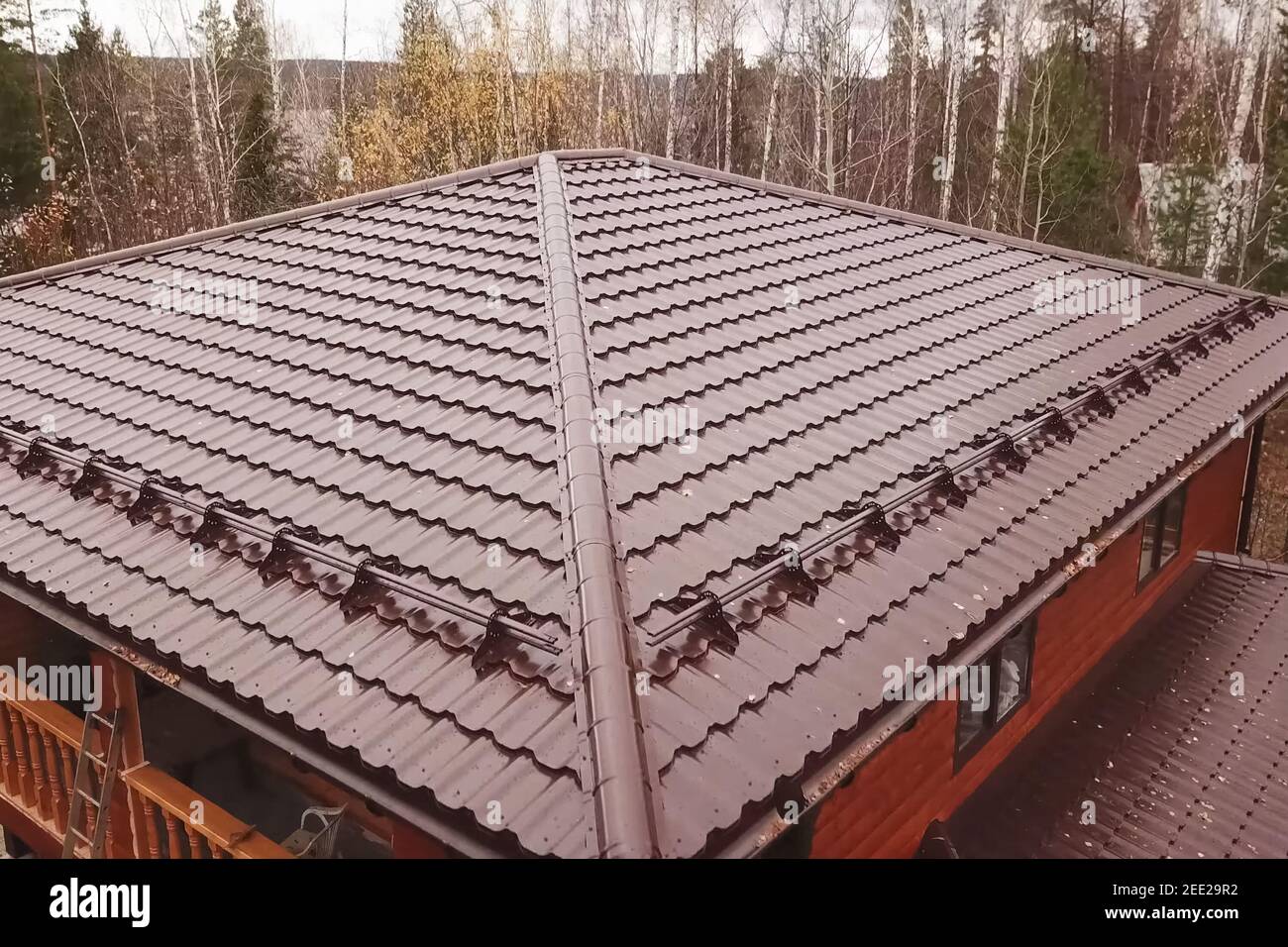 Modernes Dach aus Metall. Wellblechdach und Metalldach. Haus mit ...