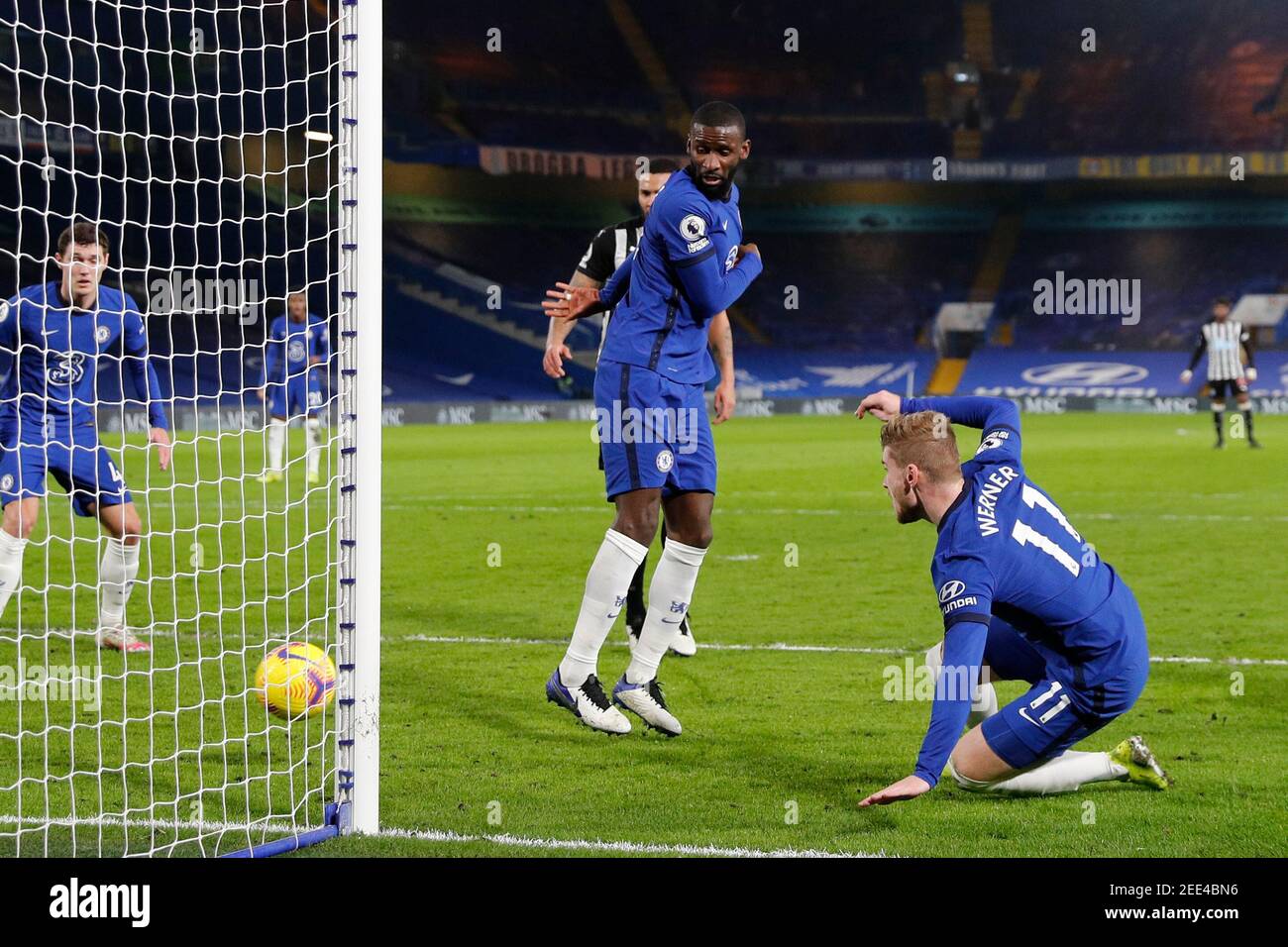 Chelsea's Timo Werner (rechts) erzielt das zweite Tor des Spiels ...