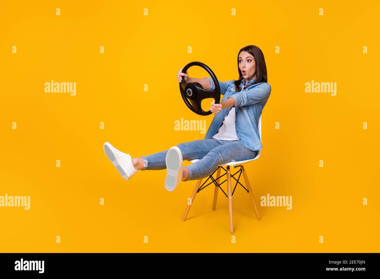 In voller Länge Profil Foto von ziemlich lustige Dame gute Laune Sitz ...