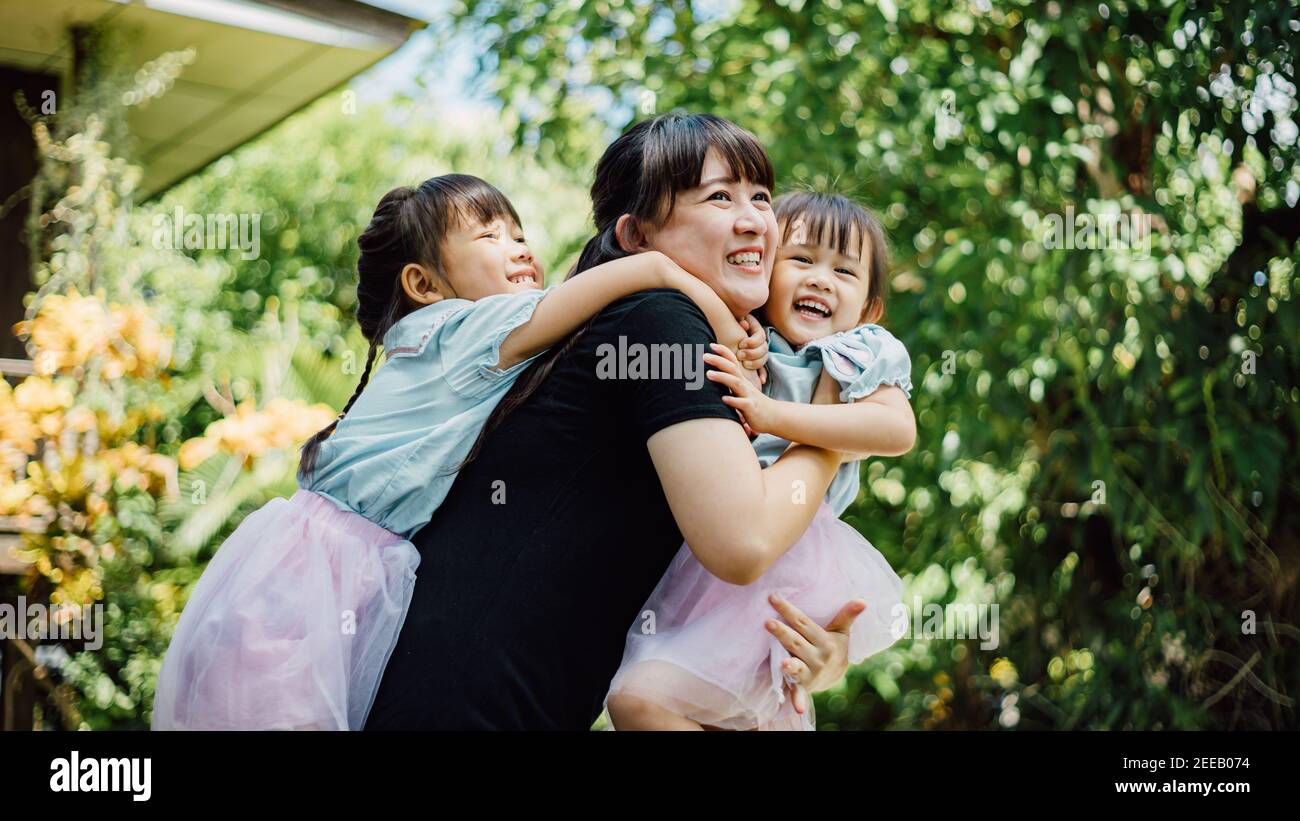 Thai mutter und tochter -Fotos und -Bildmaterial in hoher Auflösung – Alamy