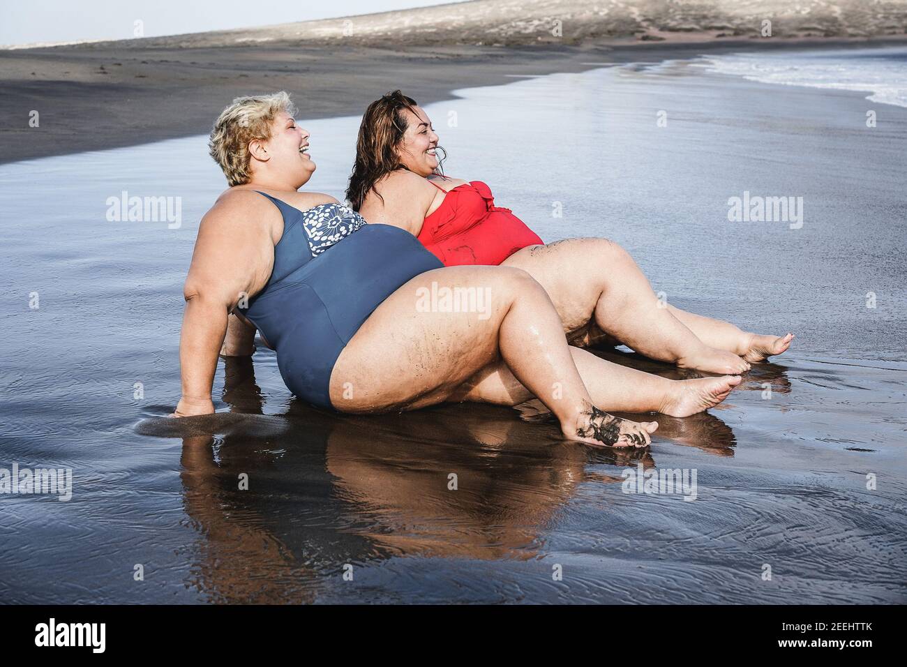 Dicke Frauen Am Strand Bikini Stockfotos und -bilder Kaufen - Alamy