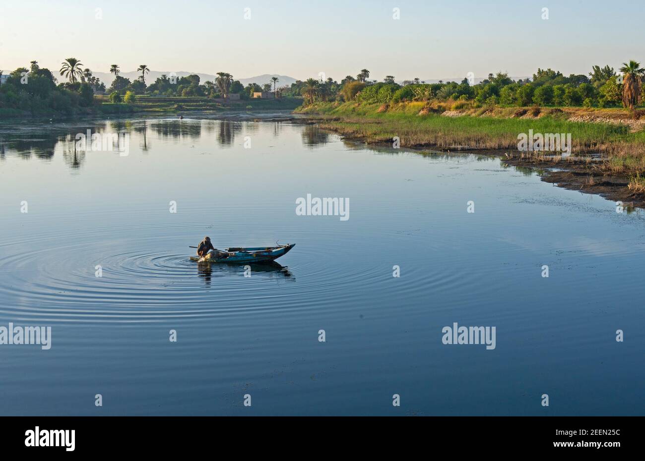 Traditionelle ägyptische Bedouin Angler mit Boot auf dem Fluss Nil ...