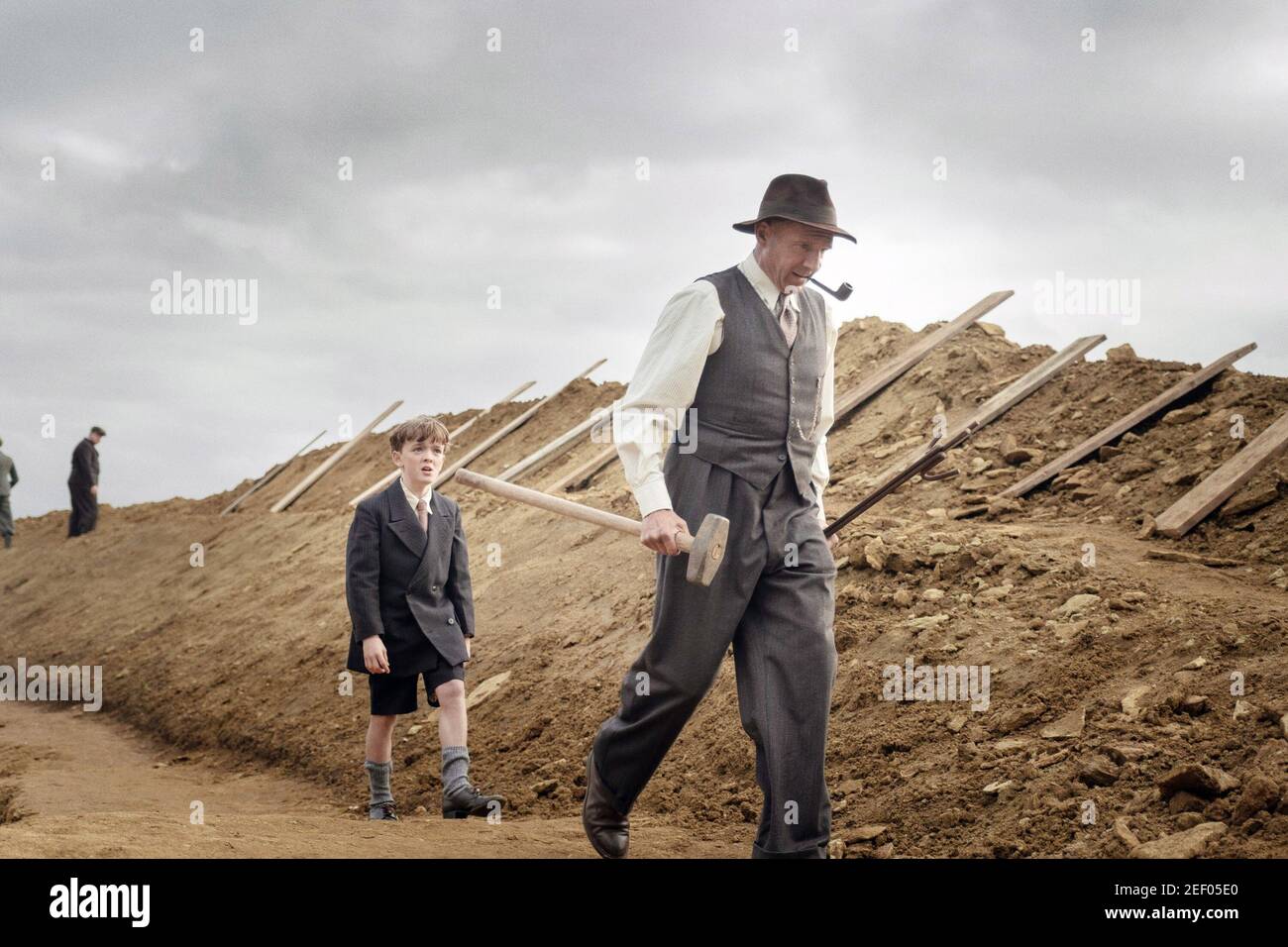 DIE GRABUNG, von links: Archie Barnes, Ralph Fiennes, 2021. ph: Larry ...