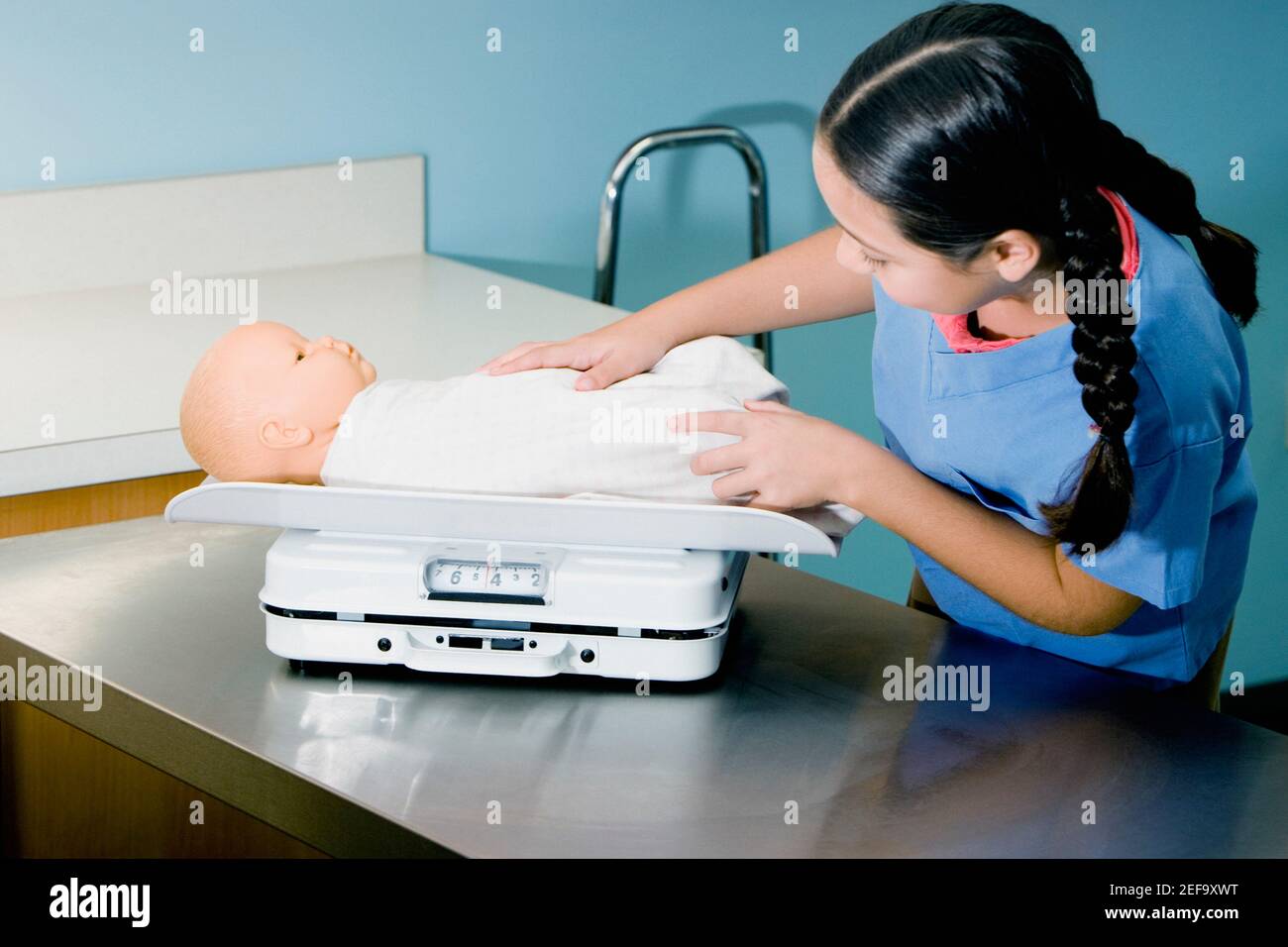 Kinder wiegen -Fotos und -Bildmaterial in hoher Auflösung – Alamy