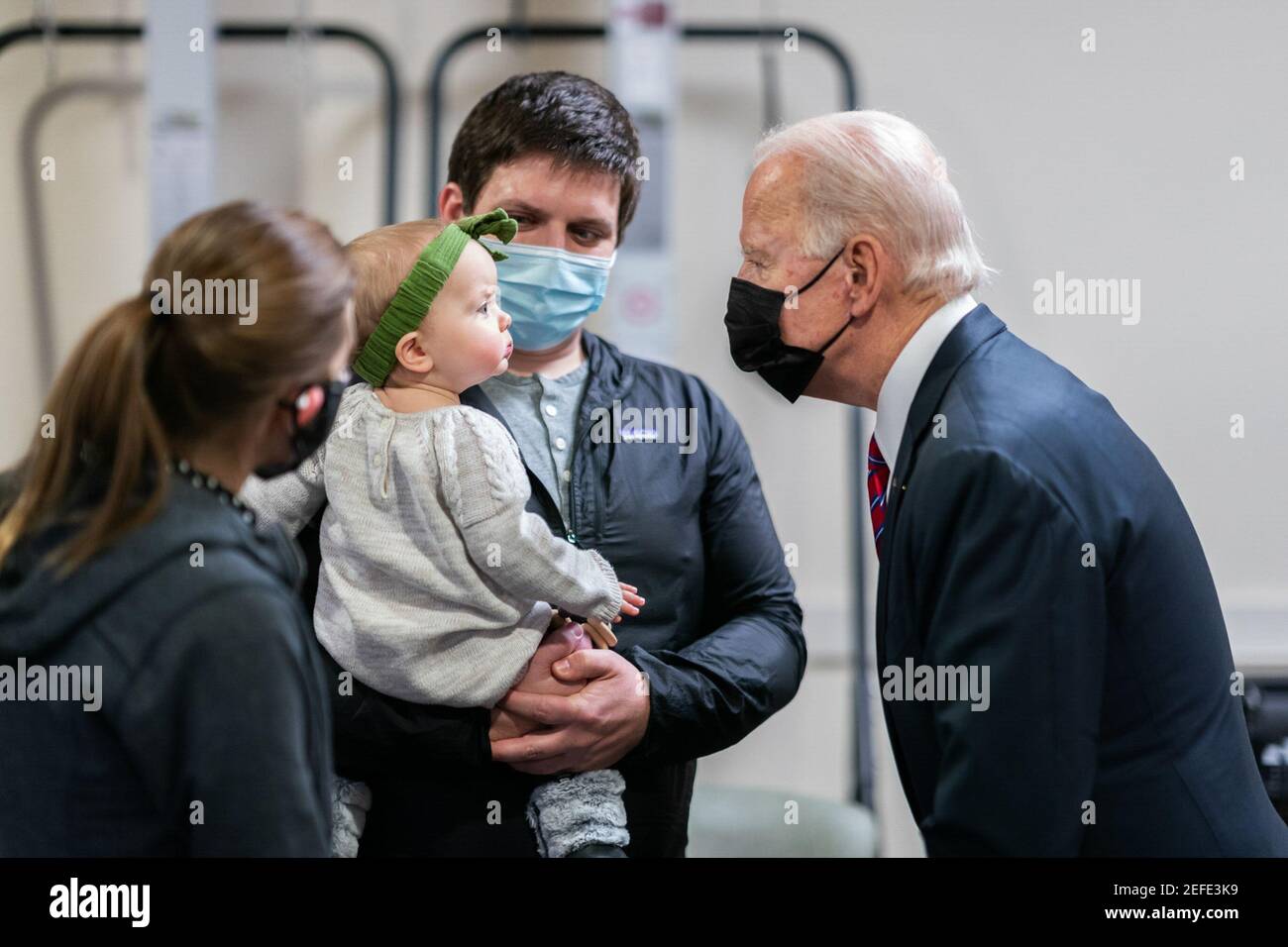 Präsident Joe Biden begrüßt RET. US Marine CPL. William Kiernan, seine ...