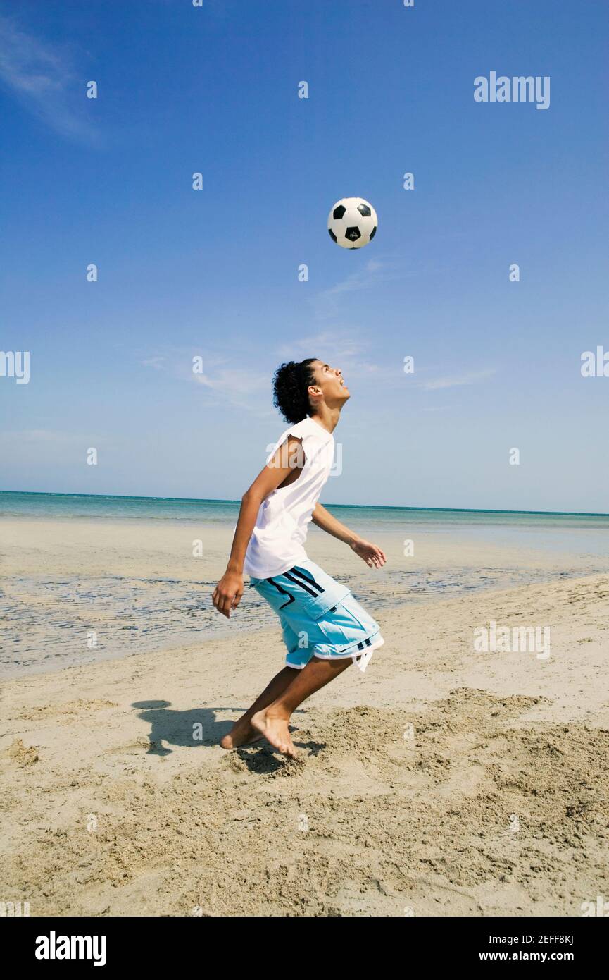 Junge fußball barfuß -Fotos und -Bildmaterial in hoher Auflösung – Alamy