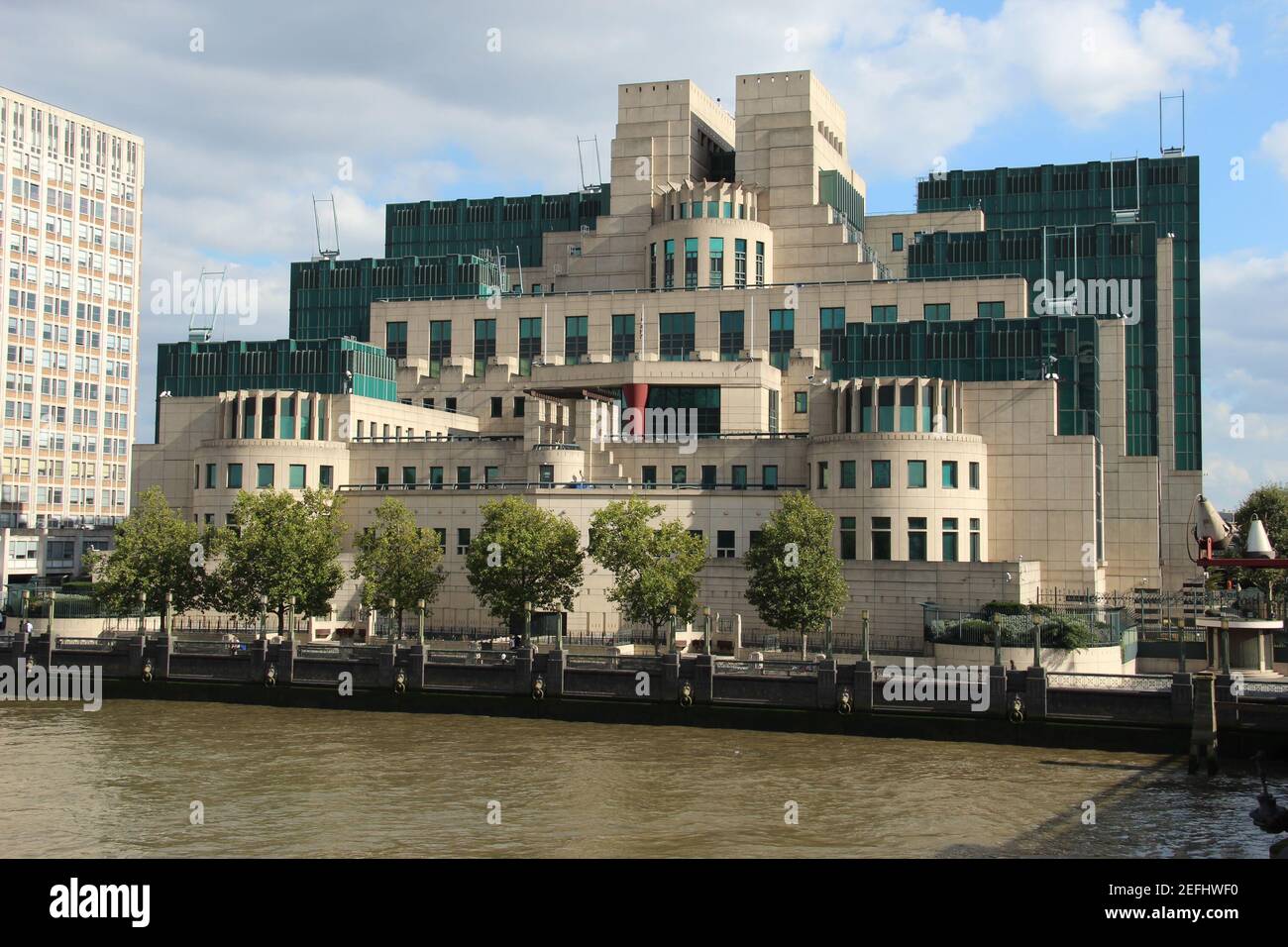 James bond building -Fotos und -Bildmaterial in hoher Auflösung – Alamy