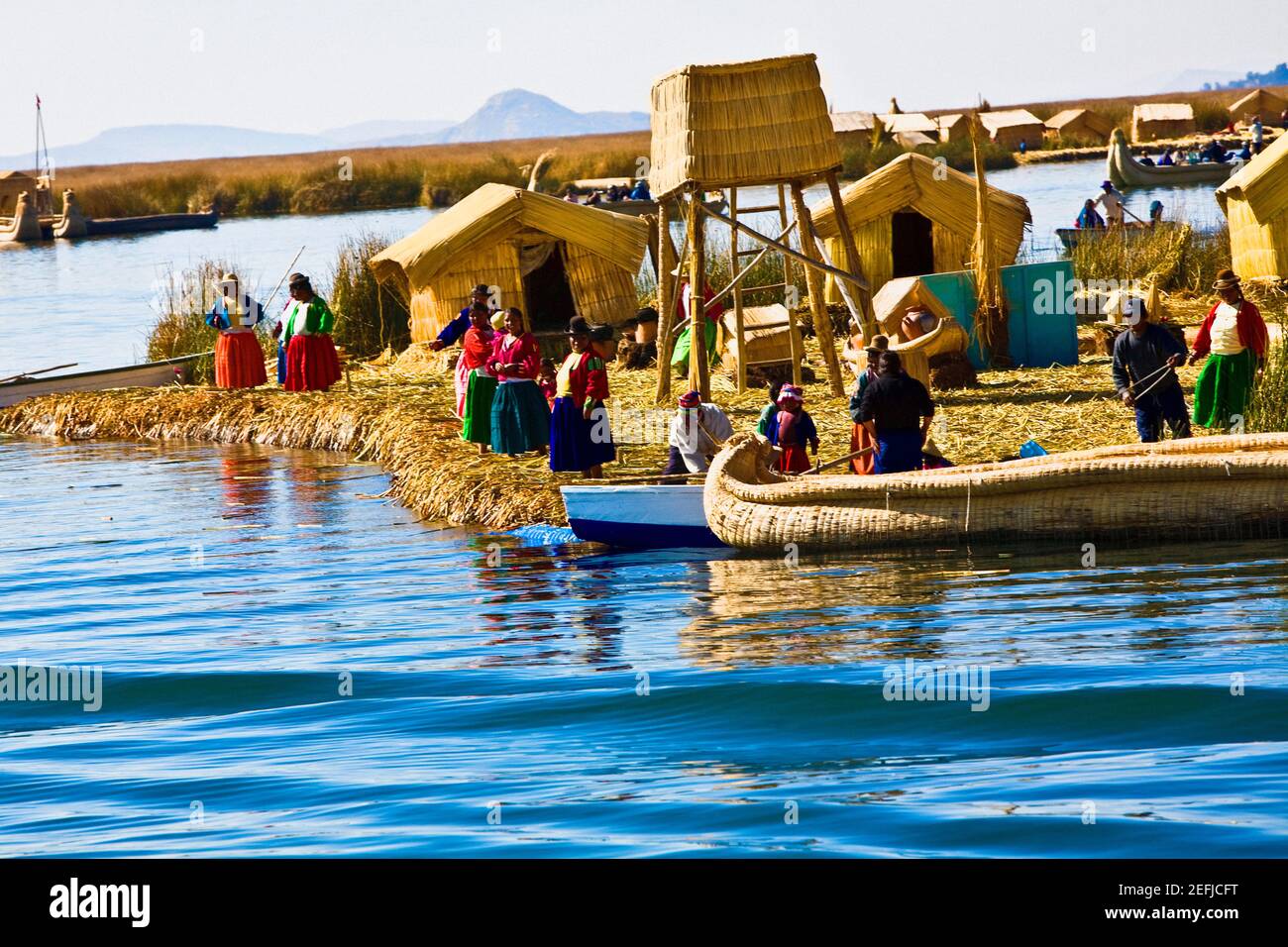 Gruppe von Menschen an einem See, Titicaca-See, Uros schwimmende Inseln, Puno, Peru ...