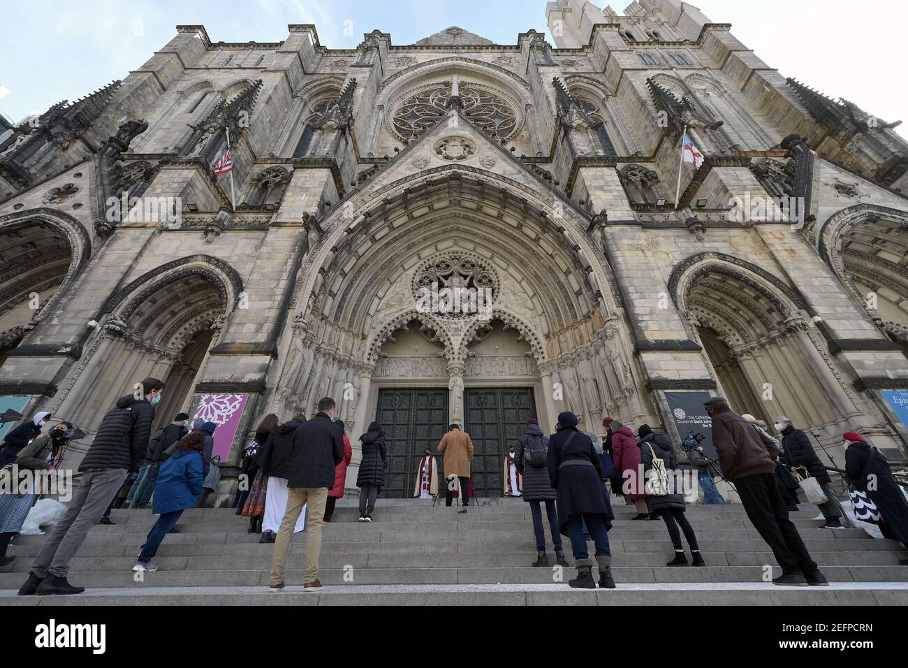 Klerus halten eine Outdoor-Messe für Aschermittwoch auf den Stufen der ...
